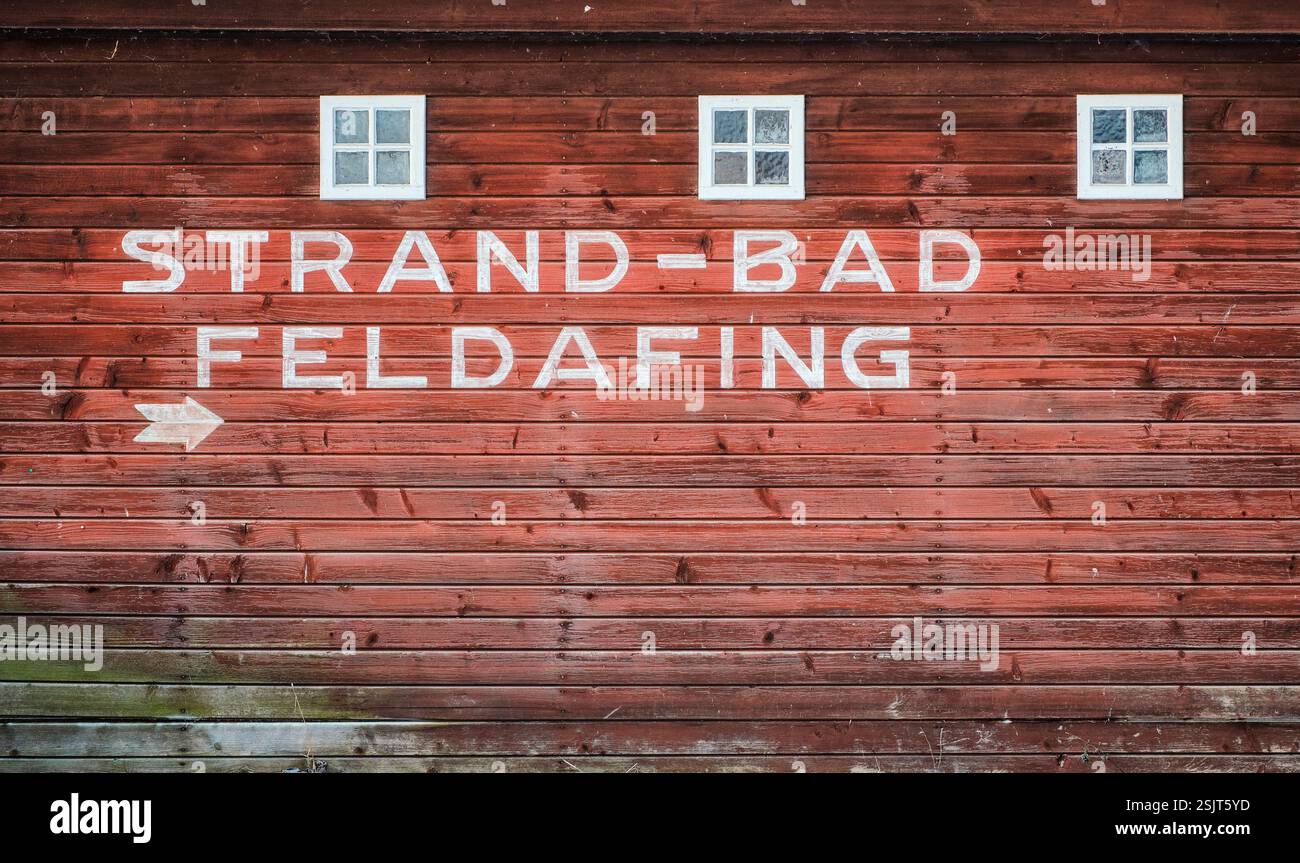 Winter morning at the Feldafing marina on Lake Starnberg, lido ...