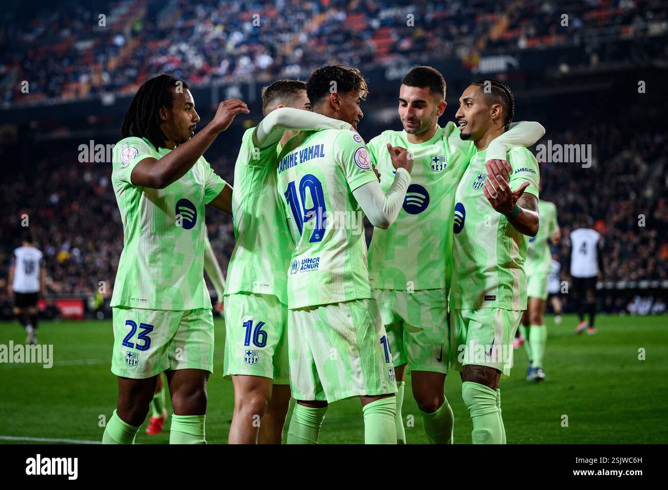 Raphinha and lamine yamal hi-res stock photography and images - Alamy