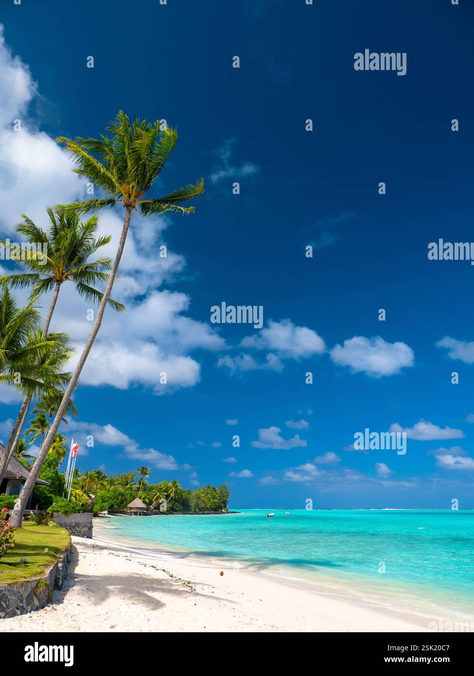 Matira beach shoreline at Bora Bora Stock Photo - Alamy