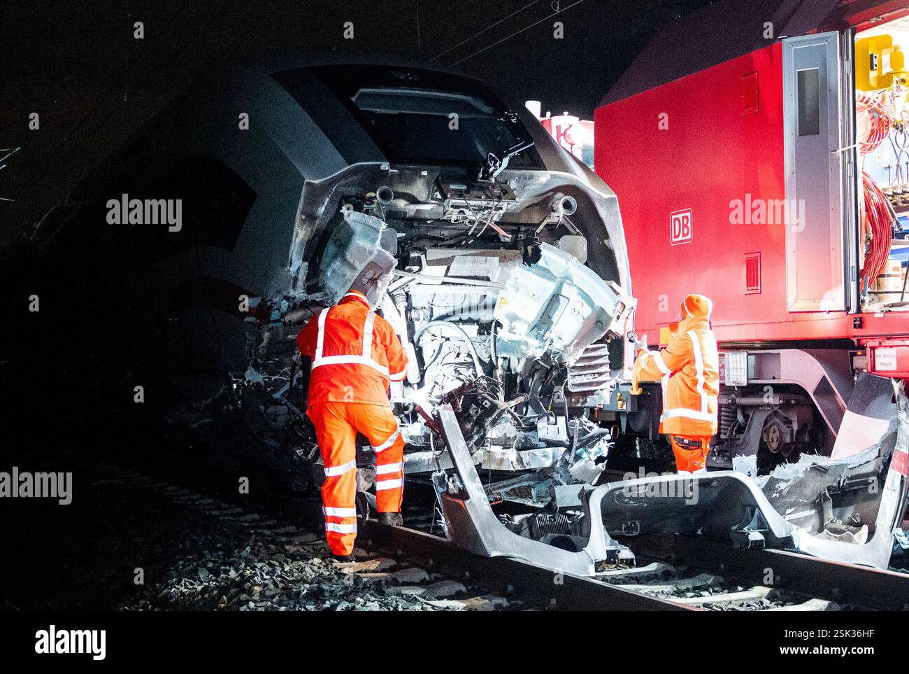 dpatop - 12 February 2025, Hamburg: Railroad technicians work on a ...