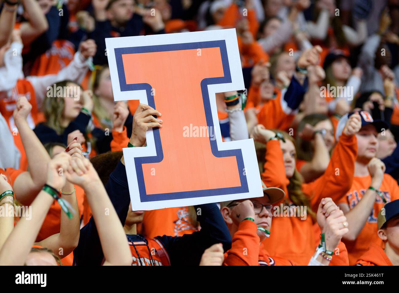 Members of Illinois' Orange Krush student section cheer during ...