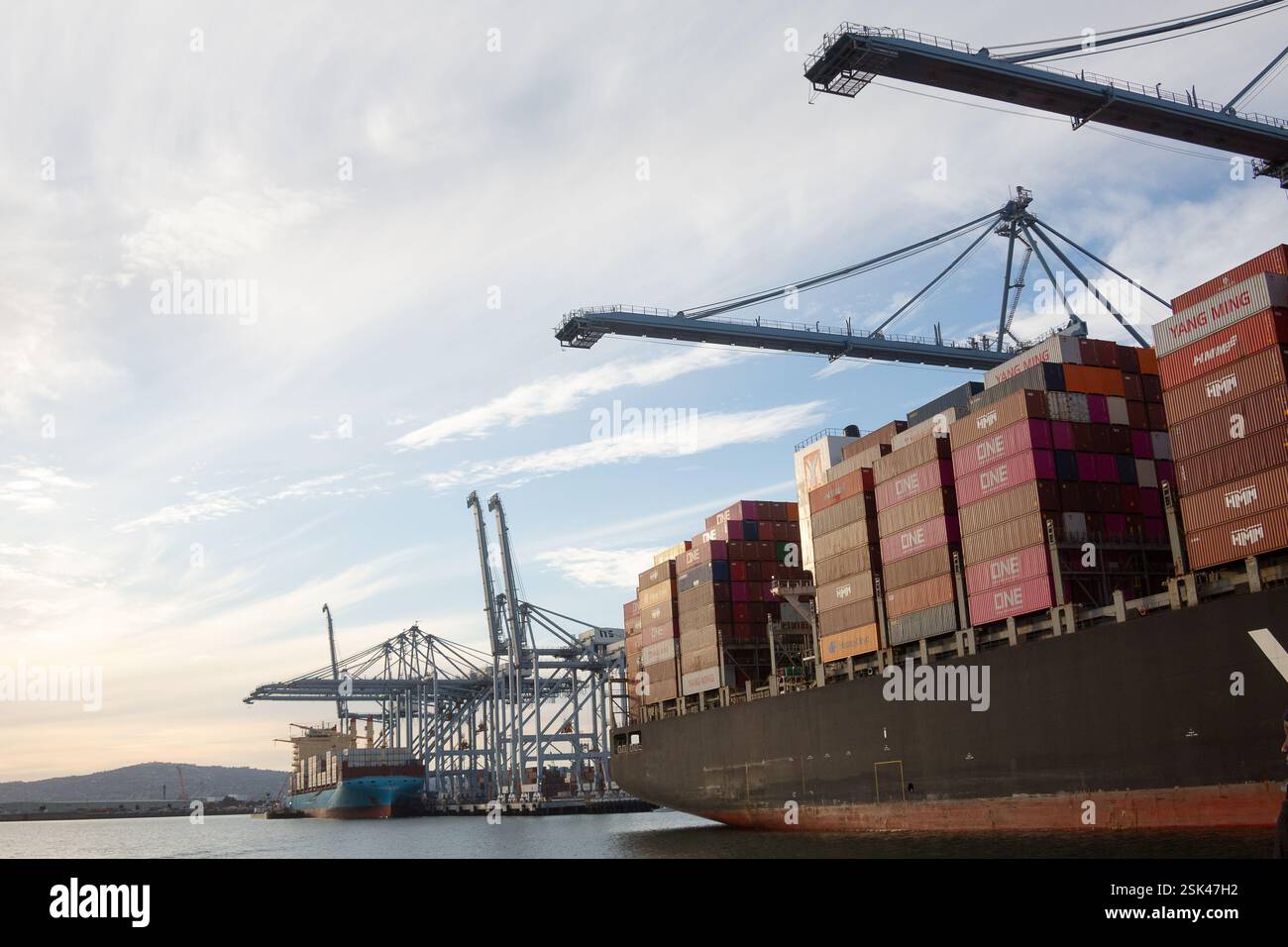 Full container ship ships hi-res stock photography and images - Alamy
