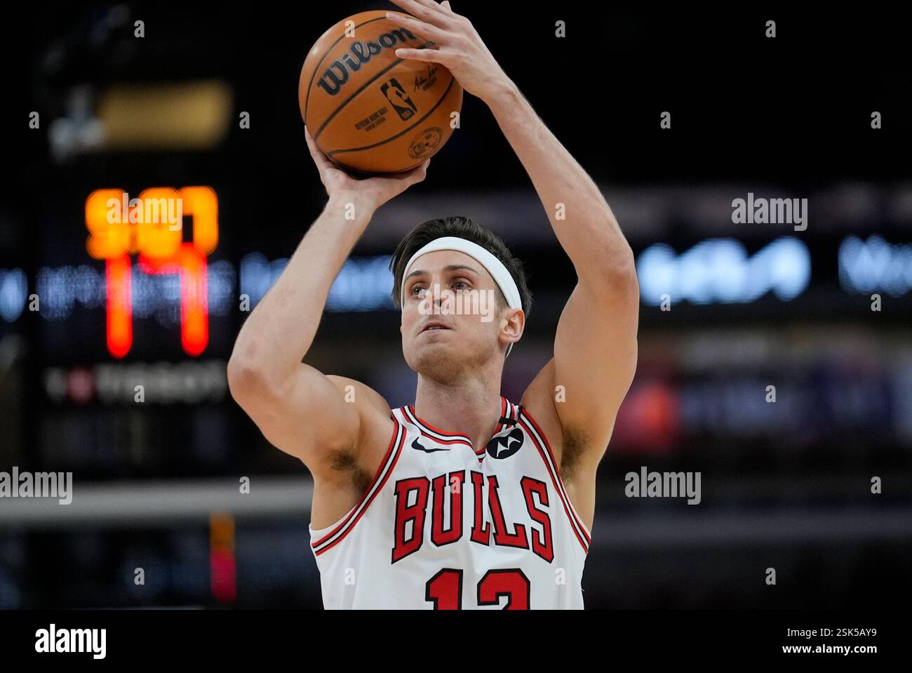 Chicago Bulls forward Zach Collins (12) takes a free throw during the ...