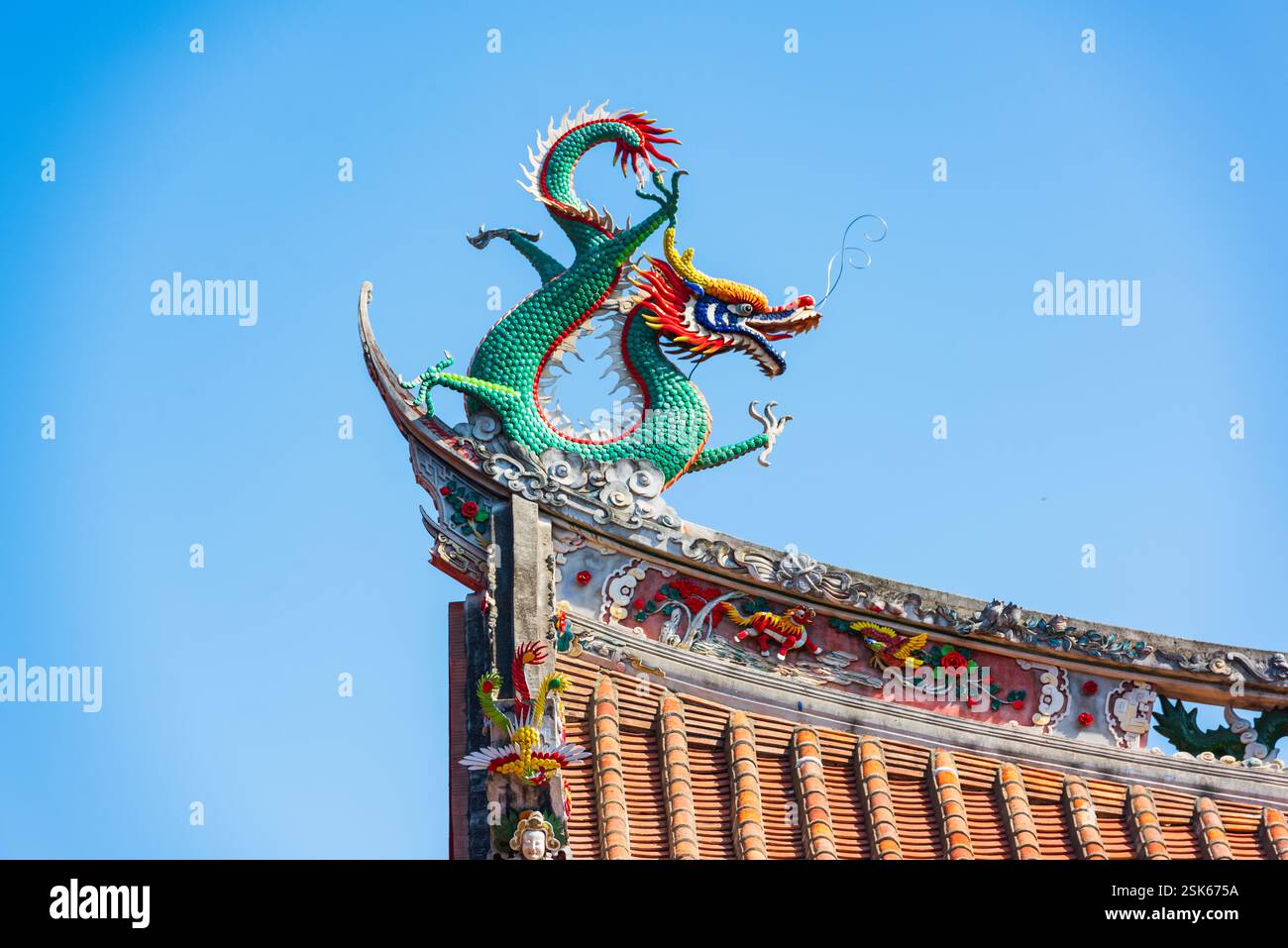 Double dragon playing with a pearl hi-res stock photography and images ...