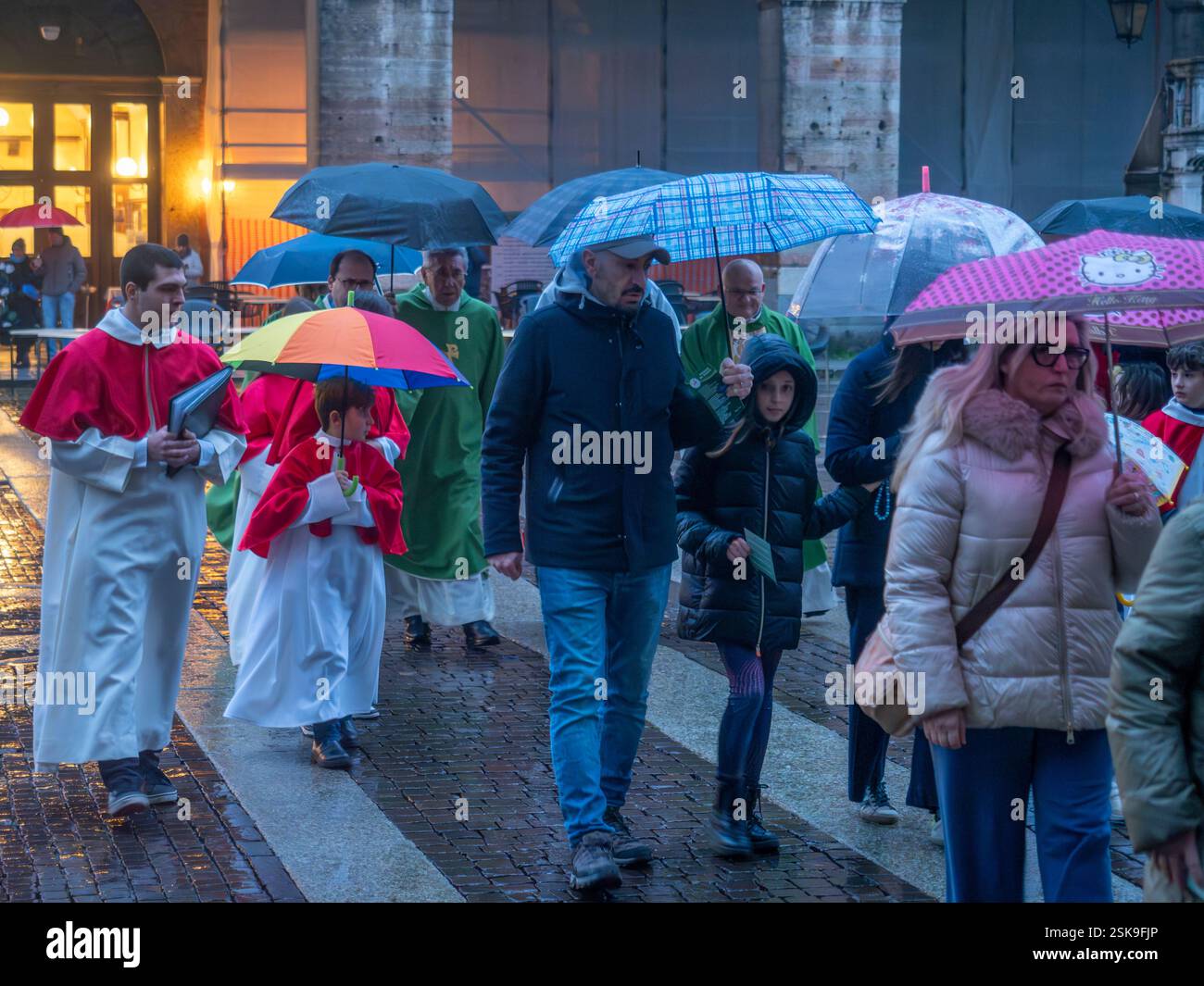 Group catholic priests altar hi-res stock photography and images - Alamy