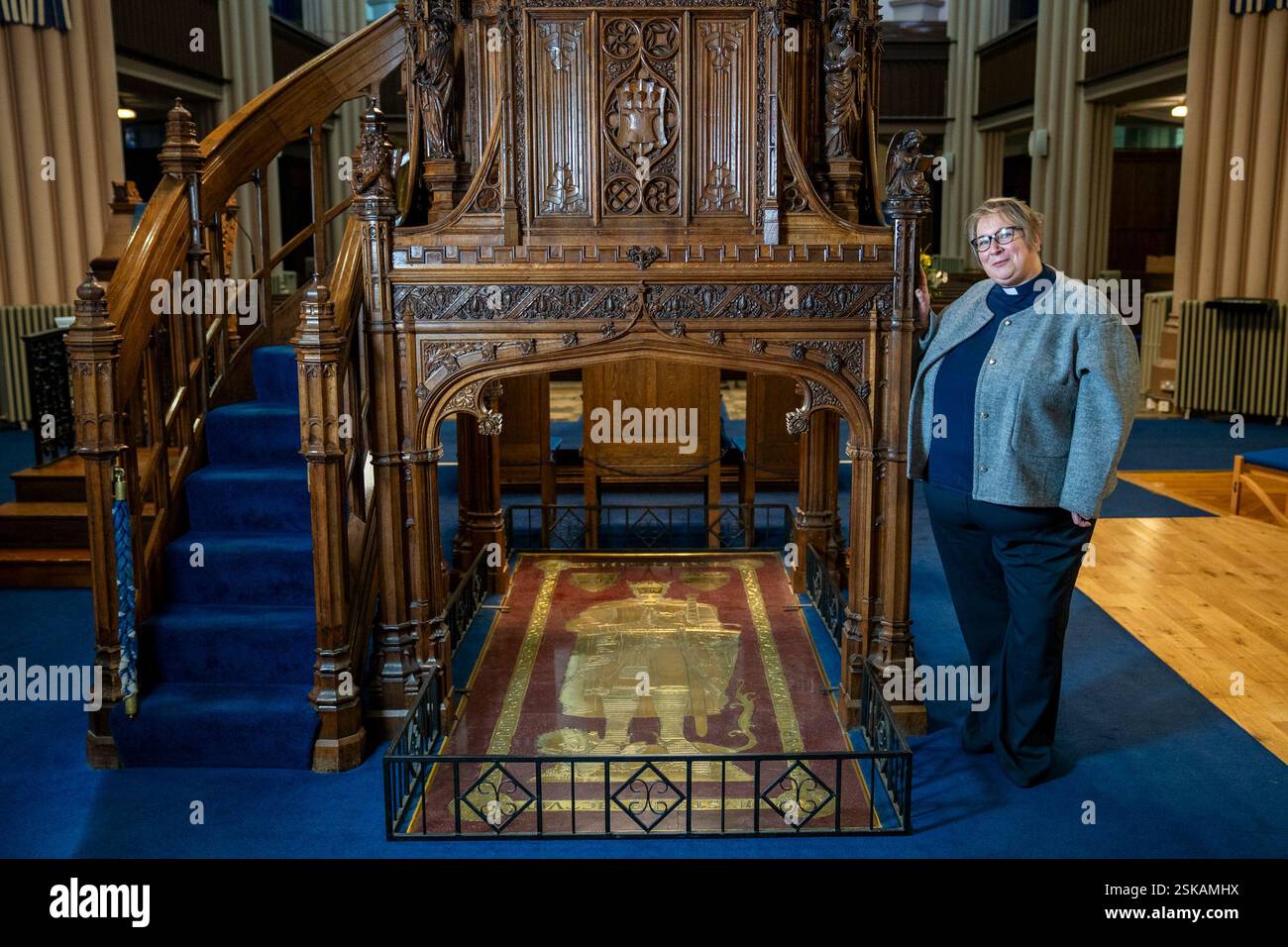 Rev Dr MaryAnn Rennie, alongside the tomb of King Robert the Bruce ...