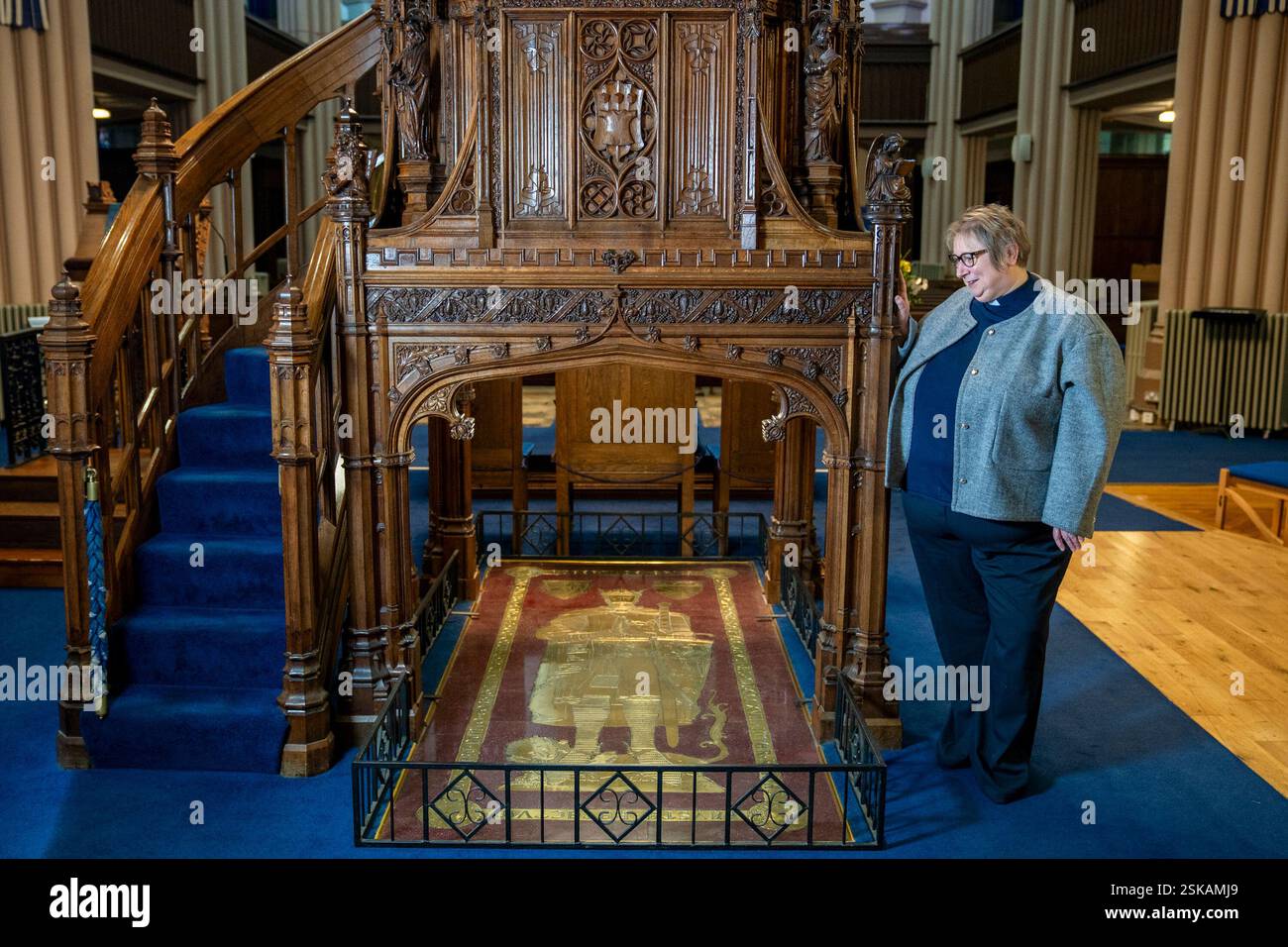 Rev Dr MaryAnn Rennie, alongside the tomb of King Robert the Bruce ...