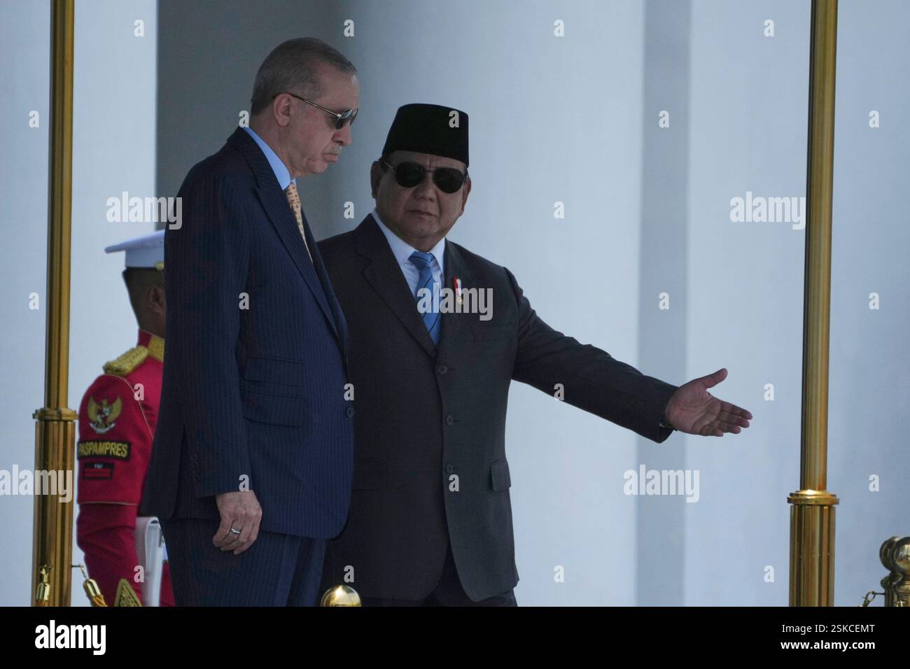 Indonesian President Prabowo Subianto, right gestures to Turkey's ...