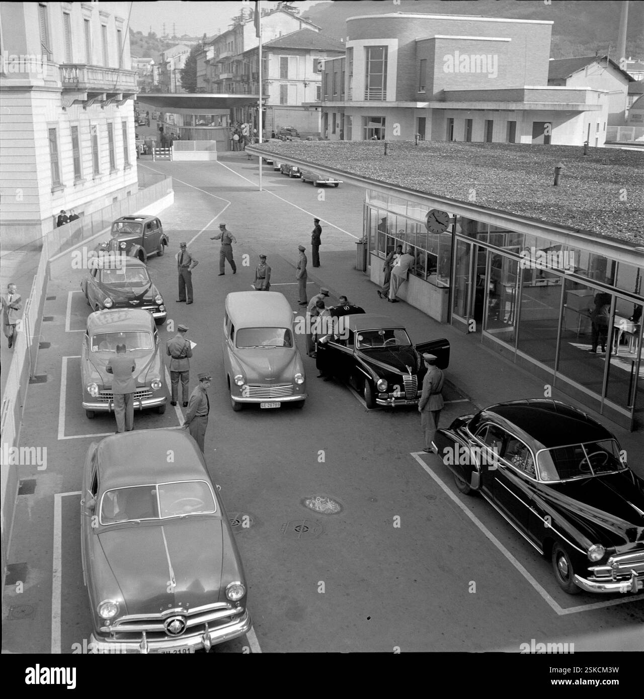 Grenzkontrolle am Grenzübergang Ponte Chiasso 1951#Ponte Chiasso border ...