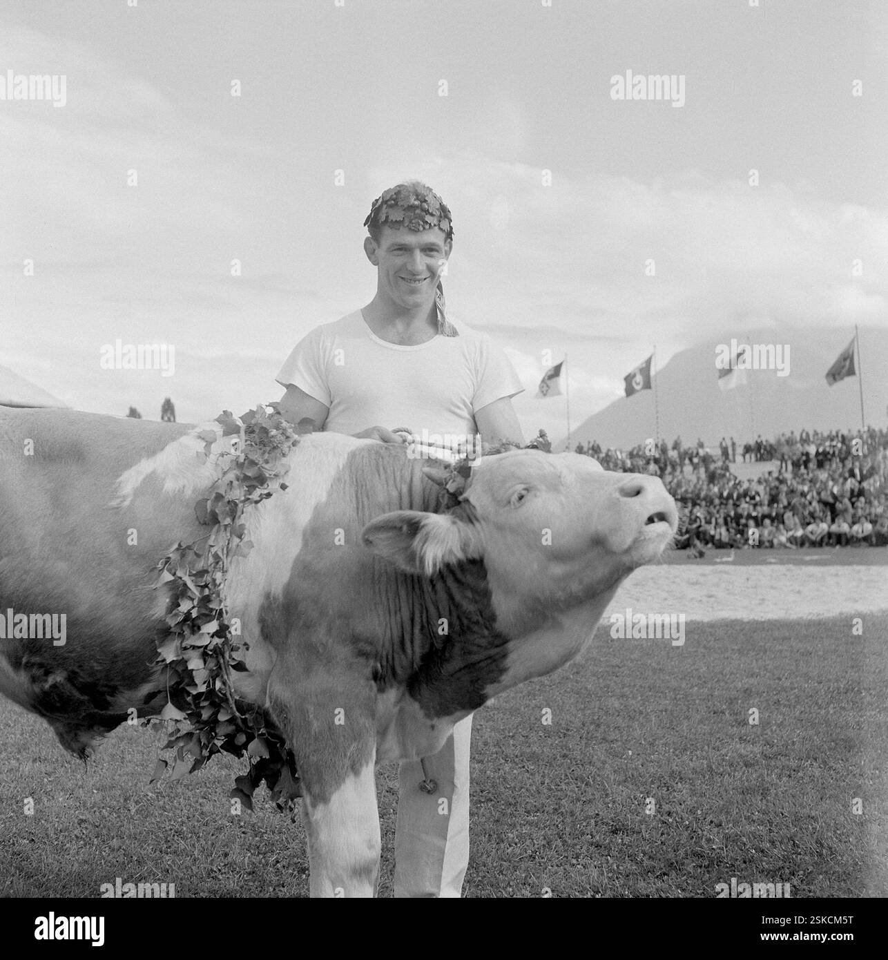 Eidg. Schwing- und Älplerfest Thun 1956: Schwingerkönig Holzherr mit ...