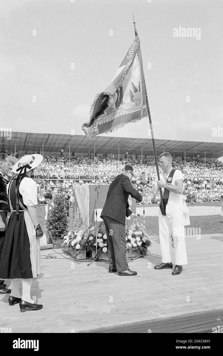 Eidg. Schwing- und Älplerfest Frauenfeld 1966: Fahnenübergabe#Swiss wrestling festival ...