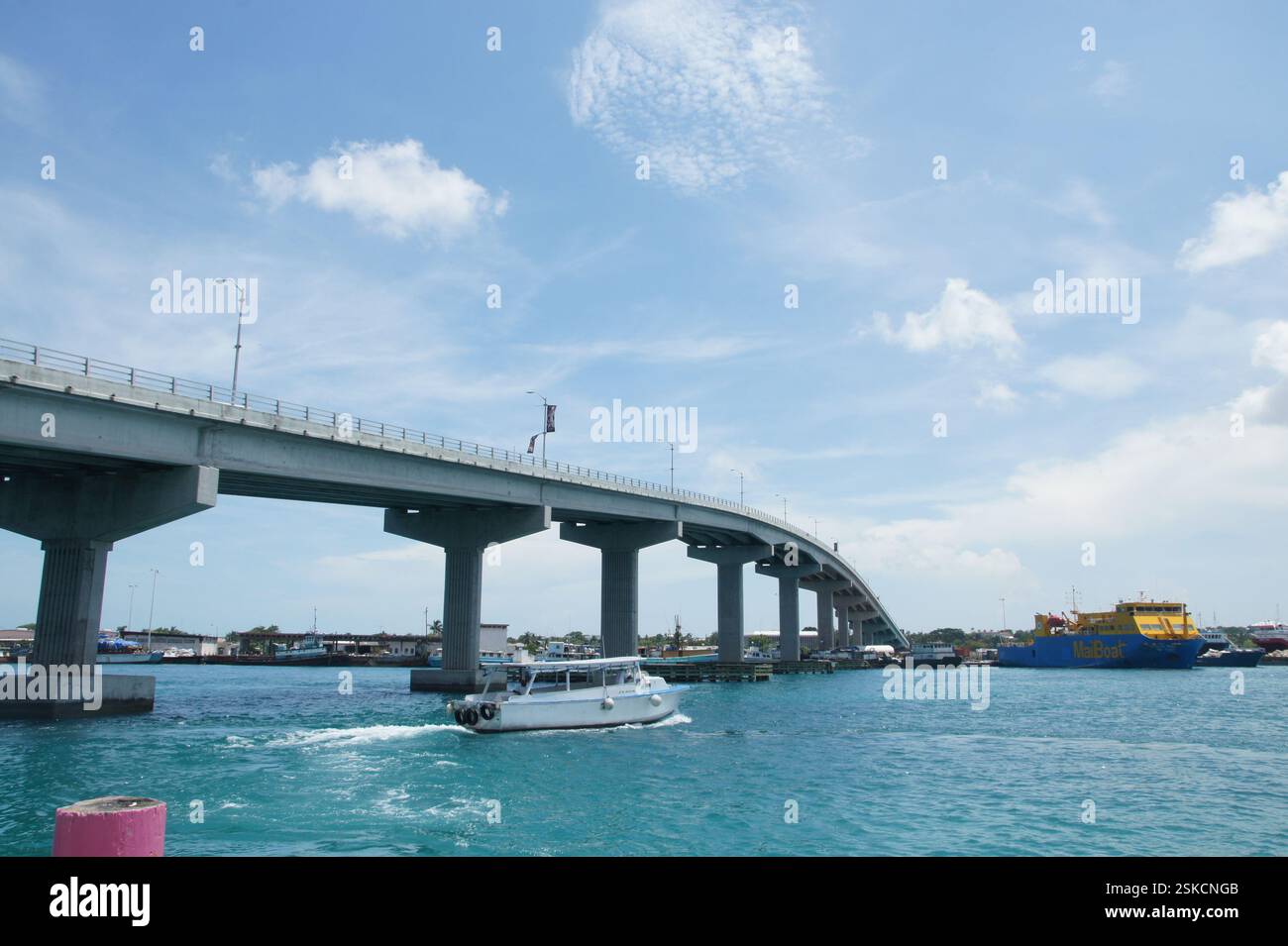 Bahamas: Concrete bridge spanning Paradise Island channel. Boats ...