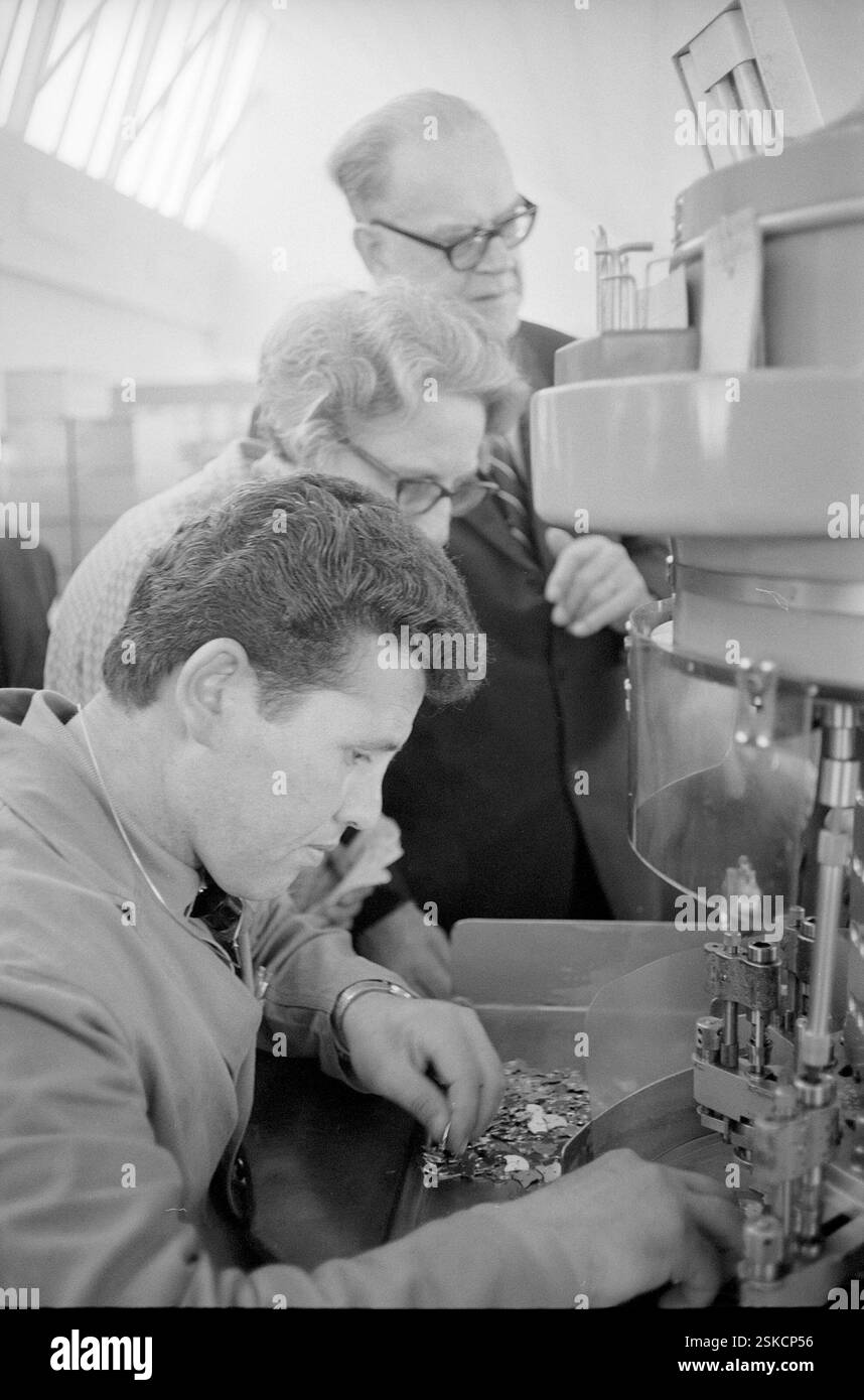 Tage Erlander und Gattin Aina besuchen Uhrenfabrik Certina; Grenchen ...