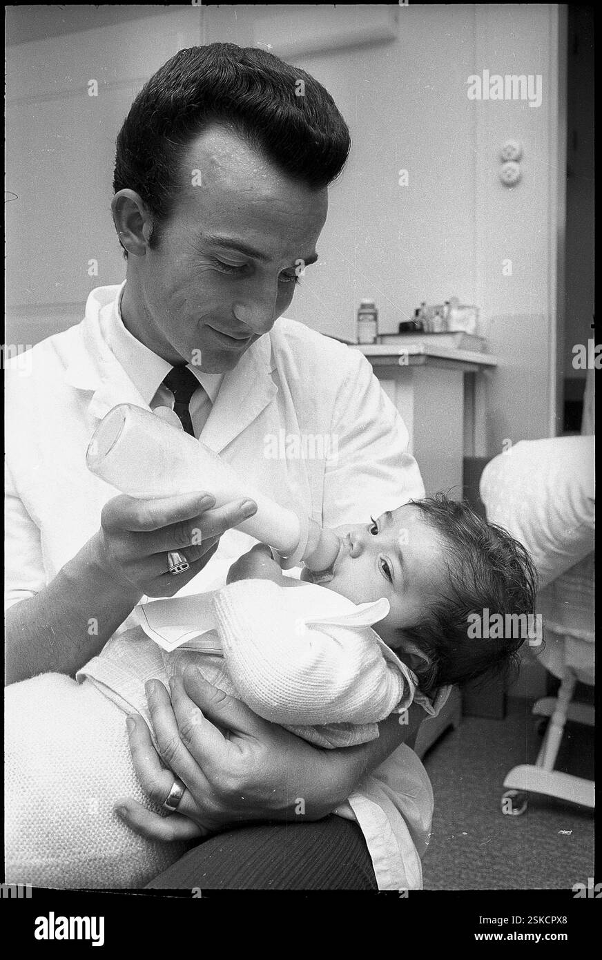 Mann gibt Baby einen Schoppen, 1969#Man feeding a baby, 1969- RDB BY ...
