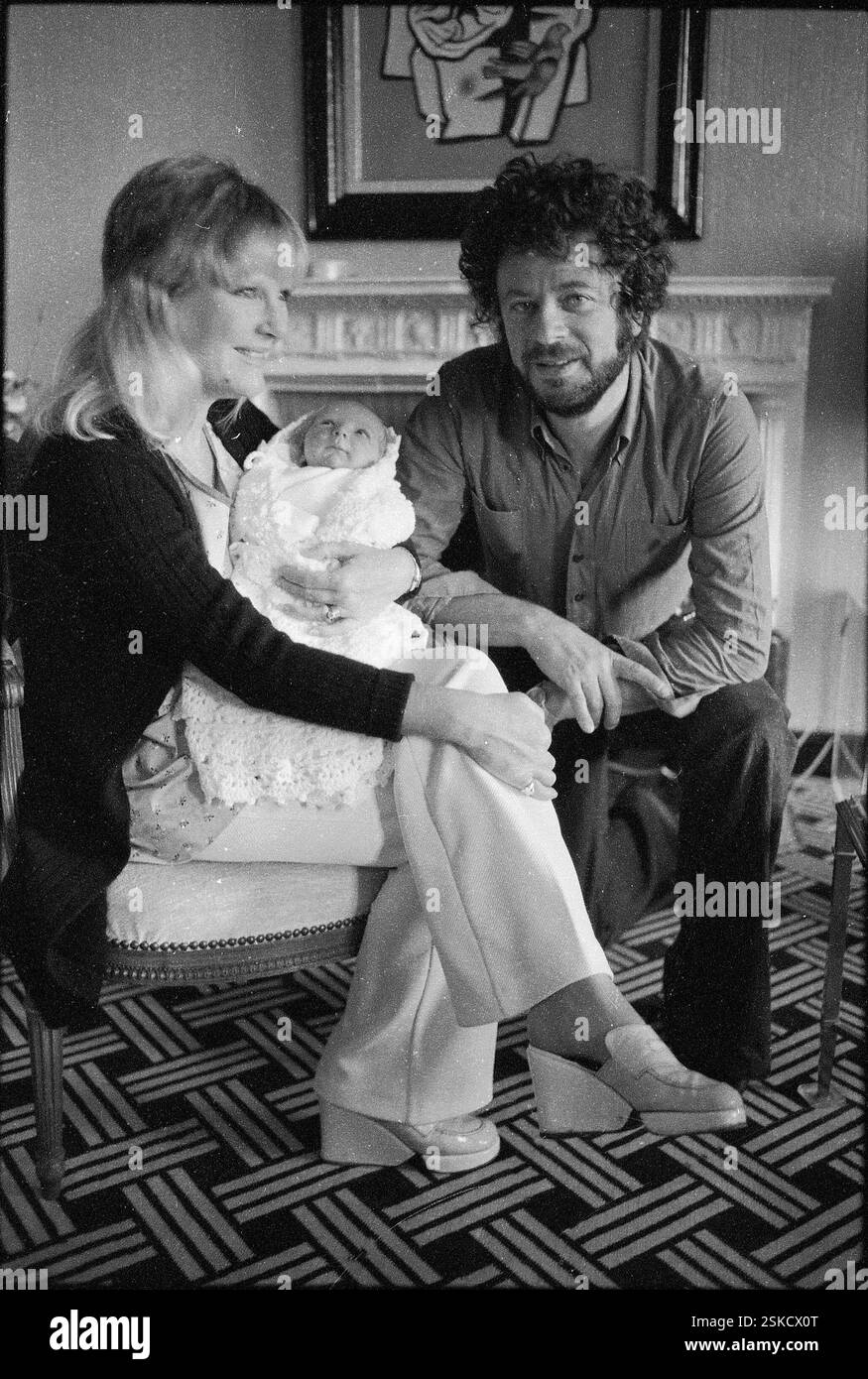Petula Clark mit Söhnchen Patrick und Mann Claude Wolff, Genf 1972# ...