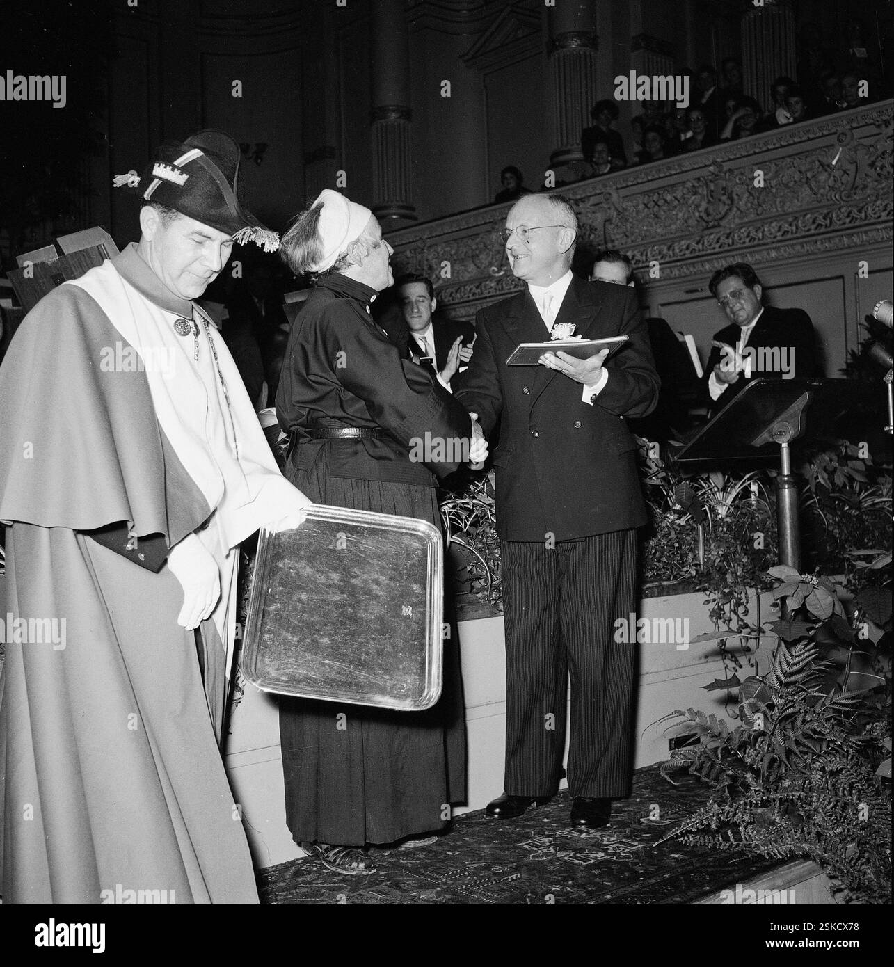 Verleihung des Kunstpreises der Stadt Zürich 1954: Helen Dahm, Emil ...