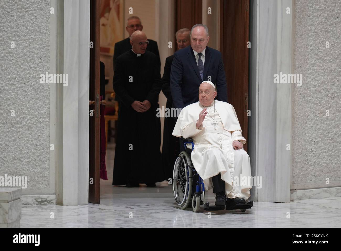 Pope Francis arrives for his weekly general audience in the Paul VI ...