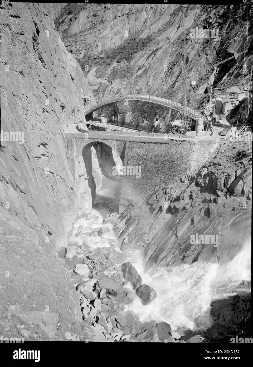 Schöllenenschlucht, Neue Teufelsbrücke im Bau 1955#New bridge in the ...
