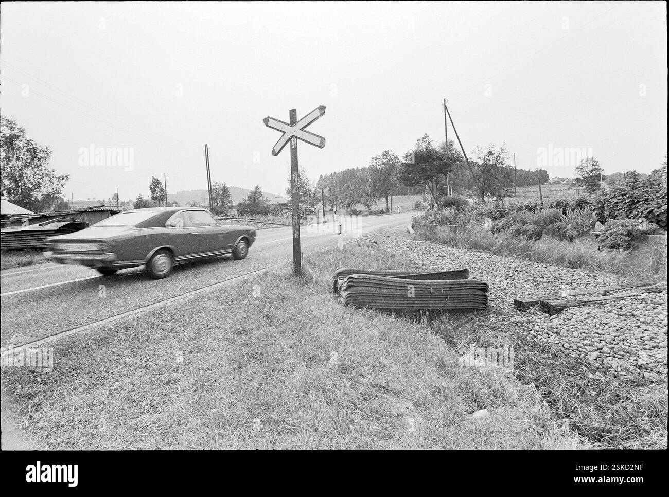 Unbewachter Bahnübergang an aufgehobener Bahnstrecke, Dürnten 1972# ...