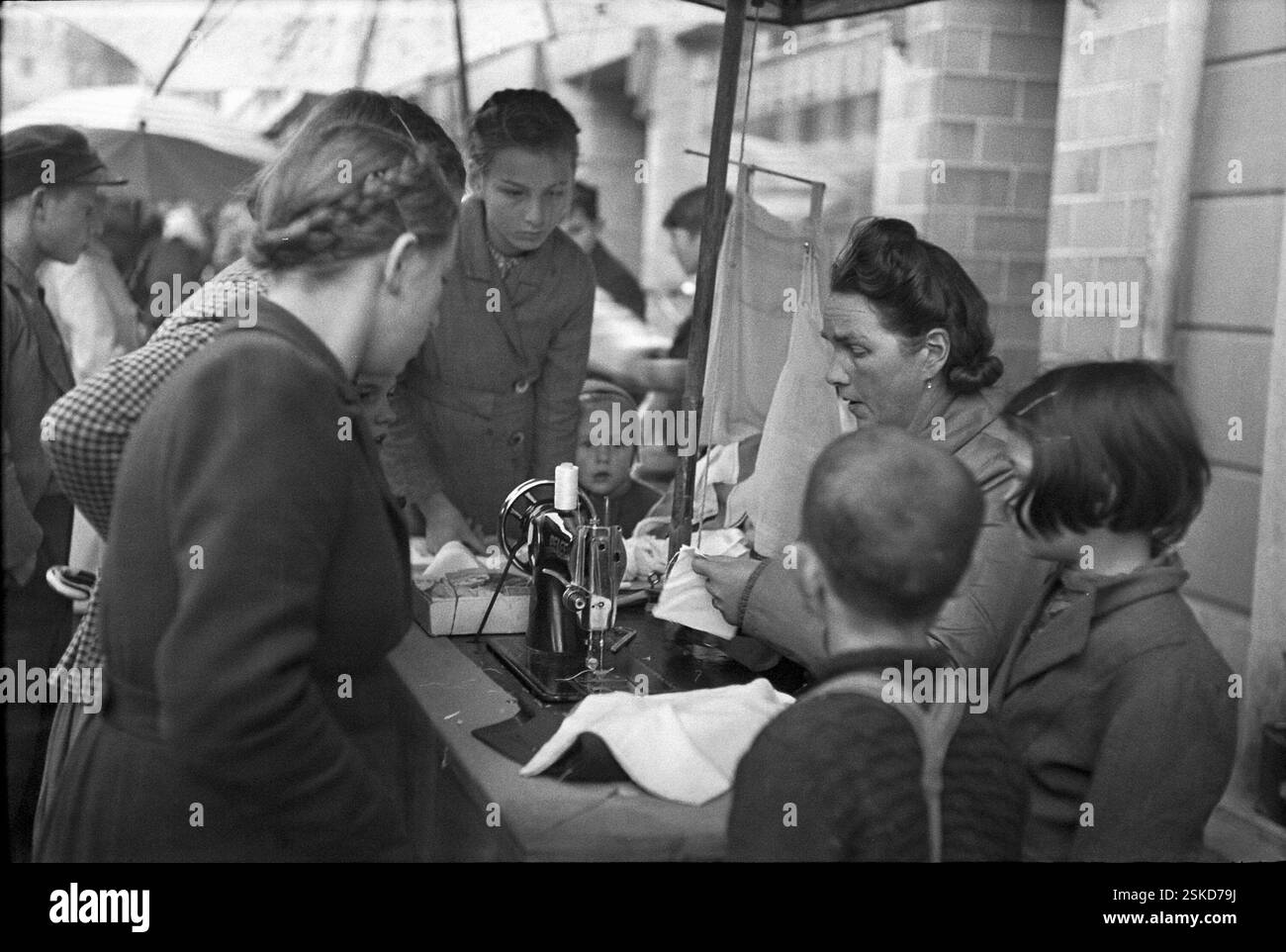 Frau demonstriert den Gebrauch einer Nähmaschine am Katharinenmarkt in ...