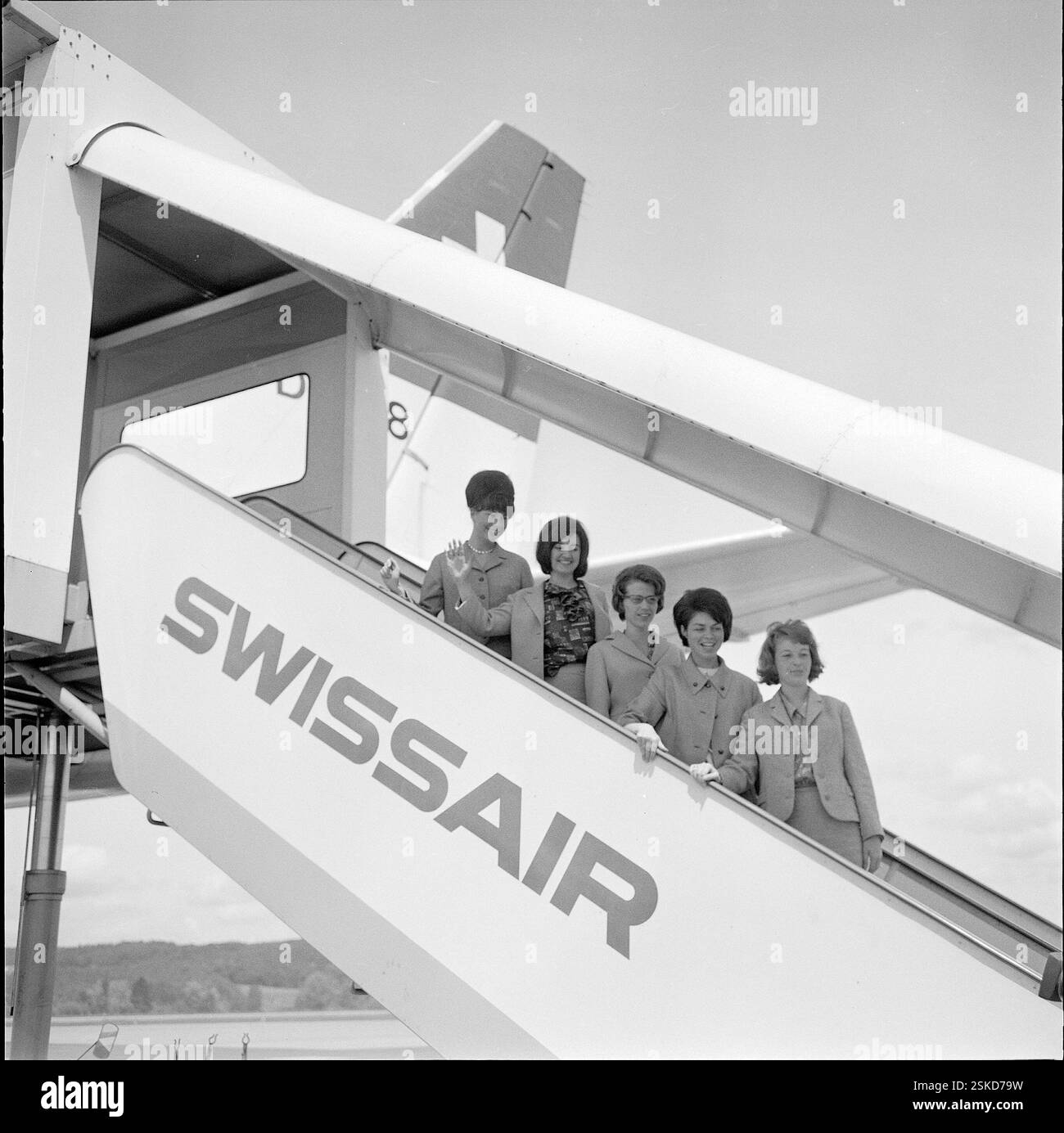 Hostessen der Schokoladefabrik Tobler am Flughafen Zürich-Kloten, 1964# ...