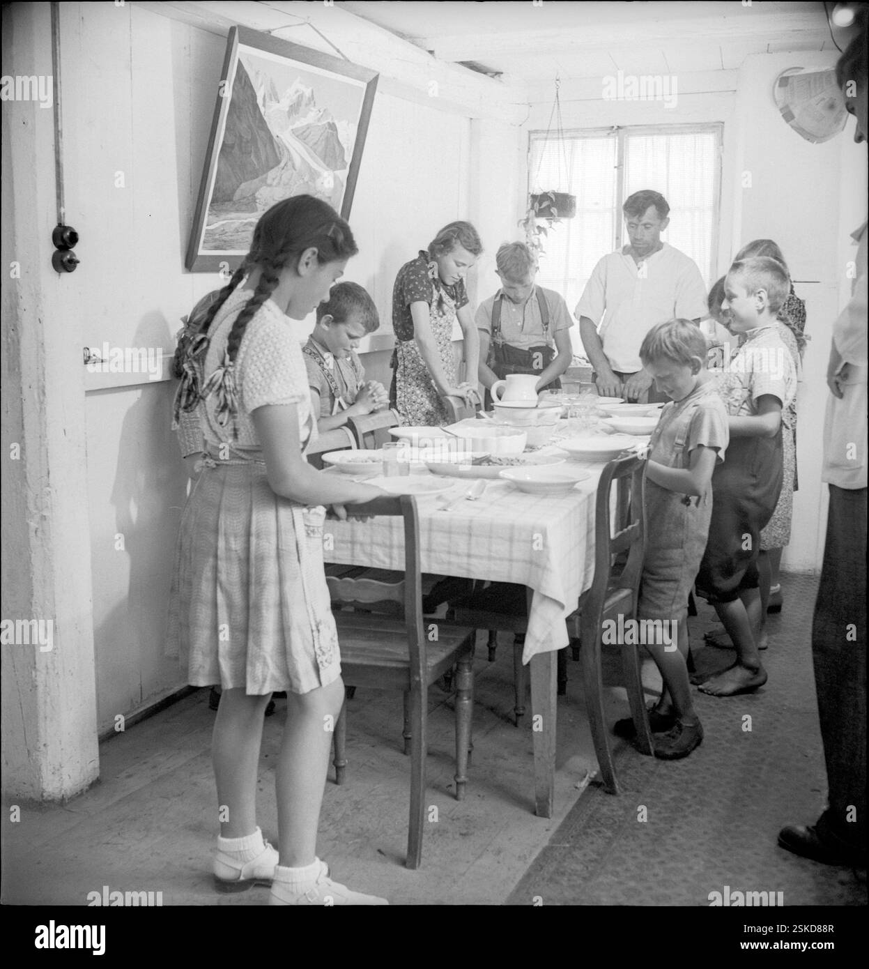 mealtime prayer--- Vater mit Kindern beim Tischgebet, Trogen 1946# ...