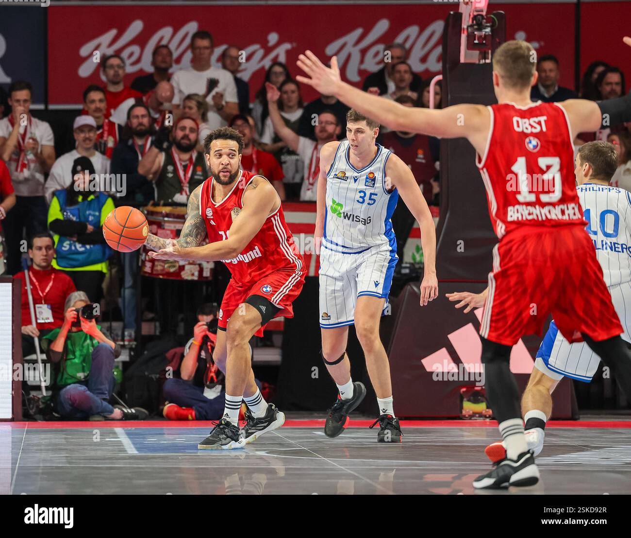 Elias Harris (FC Bayern Basketball, #20) mit Ball mit Andreas Obst (FC ...