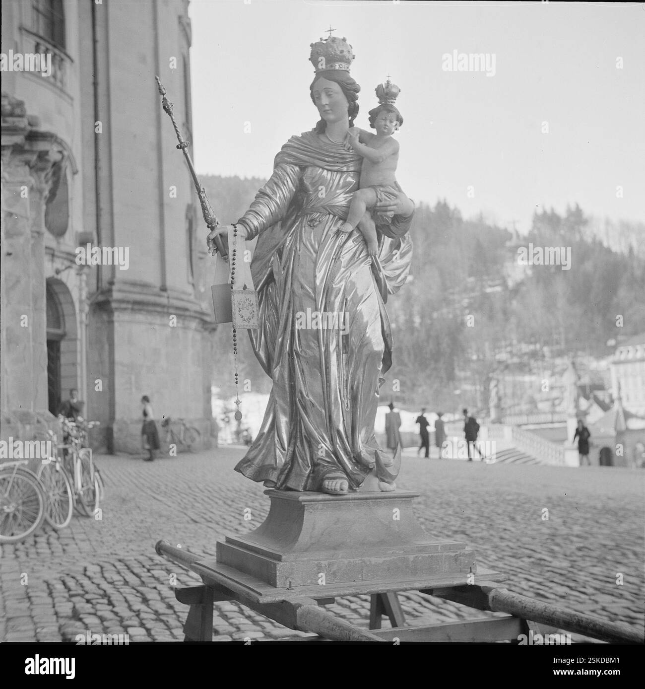 St. Georgs-Umgang--- Marienstatue vor dem Kloster Einsiedeln 1941# ...