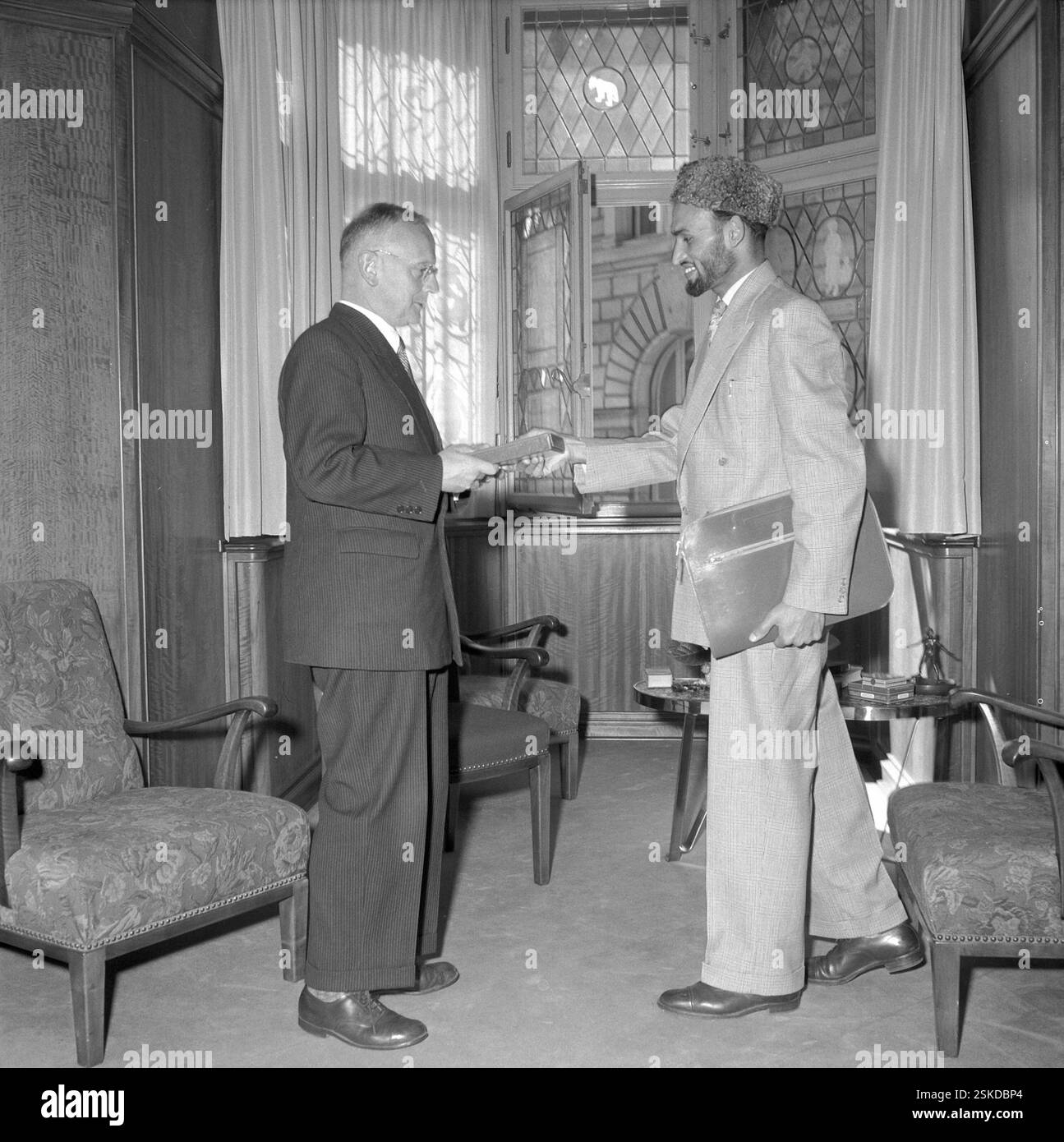 Missionar des Islam übergibt Stadtpräsident Landolt einen Koran, Zürich ...