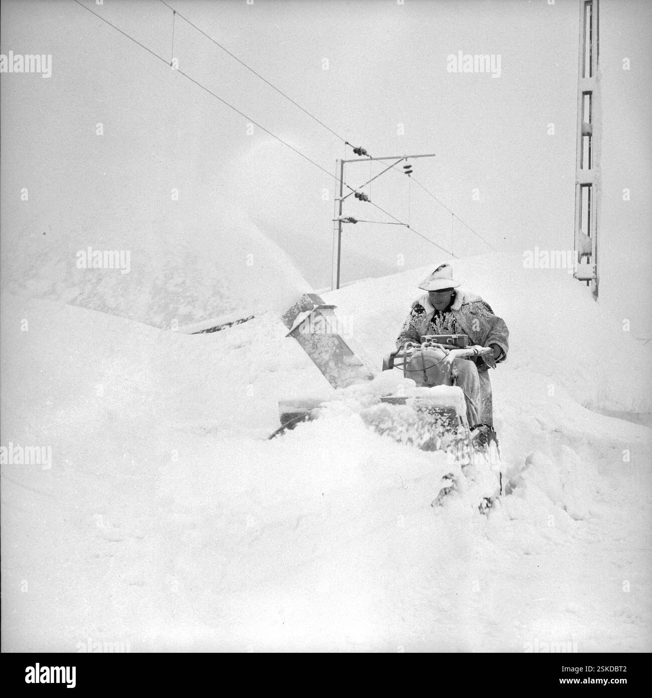Mann mit Schneeschleuder in Davos, 1951#Man using a snow blower in ...