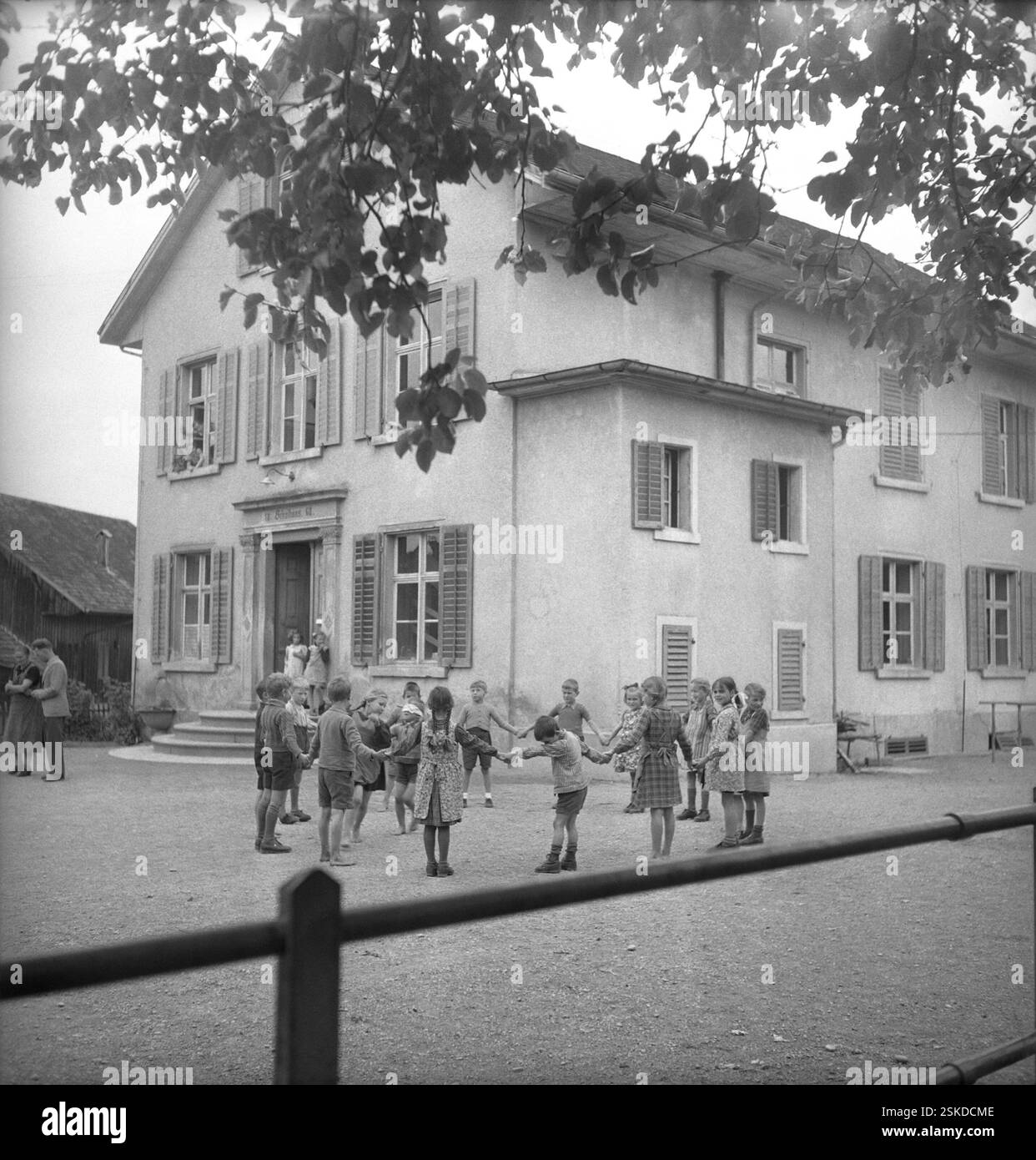 Schlatt Winterthur 1944, Kinder beim Ringelreihen#Schlatt Winterthur ...