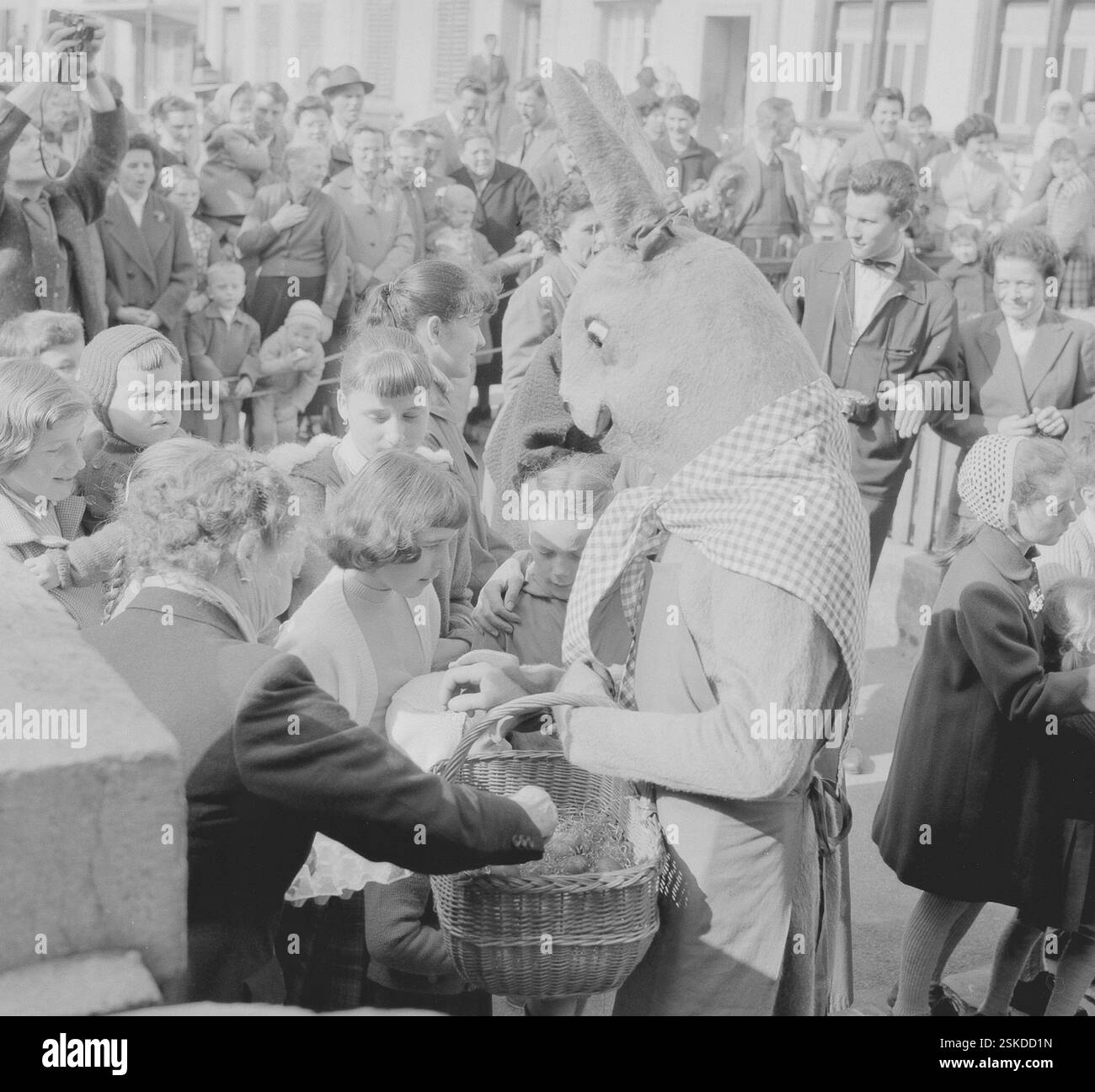 Beim Eier verteilen # distributing eggs #--- Der Osterhase in Unterseen ...