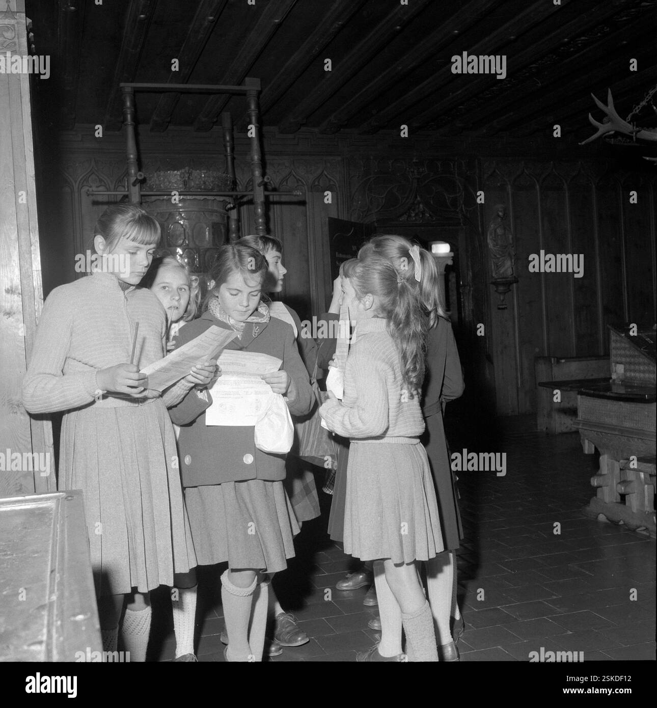 Kinder besuchen das Landesmuseum Zürich 1957#Children visiting the ...