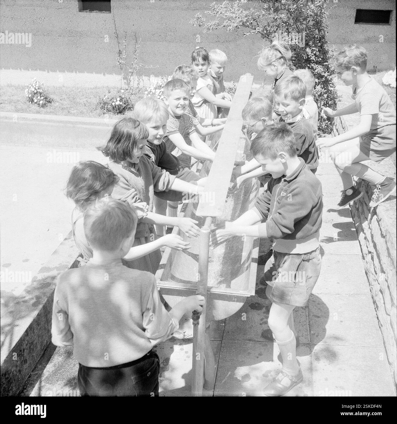 Freiluftschule, Waldschule Zürich 1958: Kinder beim Hände waschen# ...
