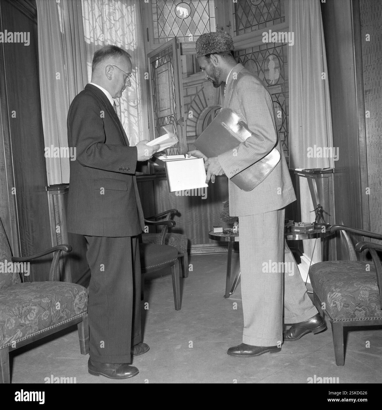 Missionar des Islam übergibt Stadtpräsident Landolt einen Koran, Zürich ...