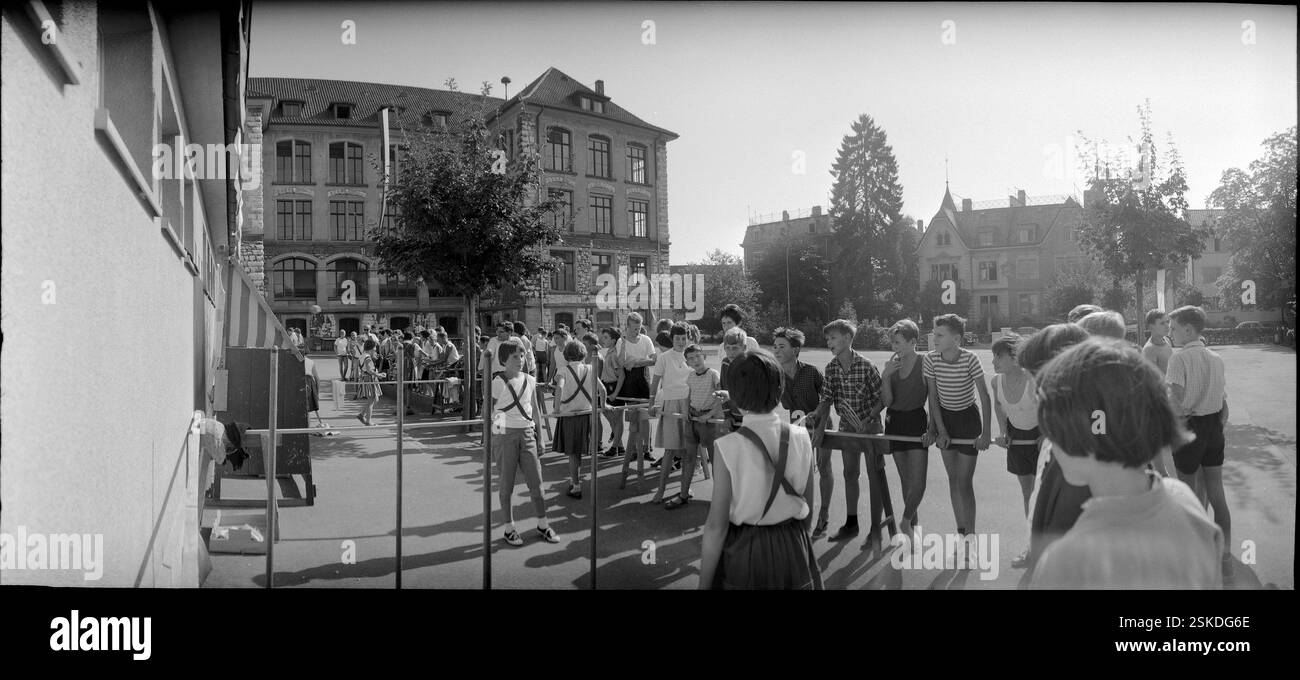 Sporttag beim Schulhaus Hofacker Zürich, 1959: Ringe werfen, Wurfring# ...