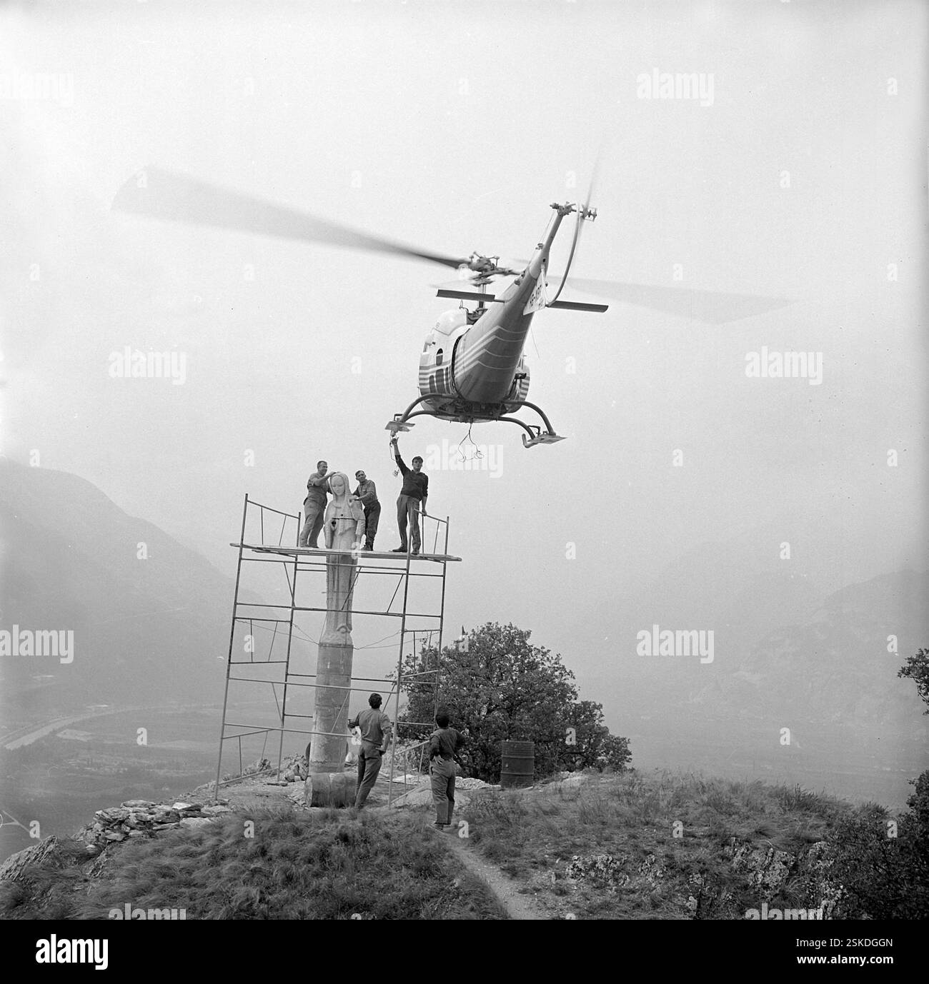 Gletscherpilot Hermann Geiger bringt Marienstatue auf den Hügel ...
