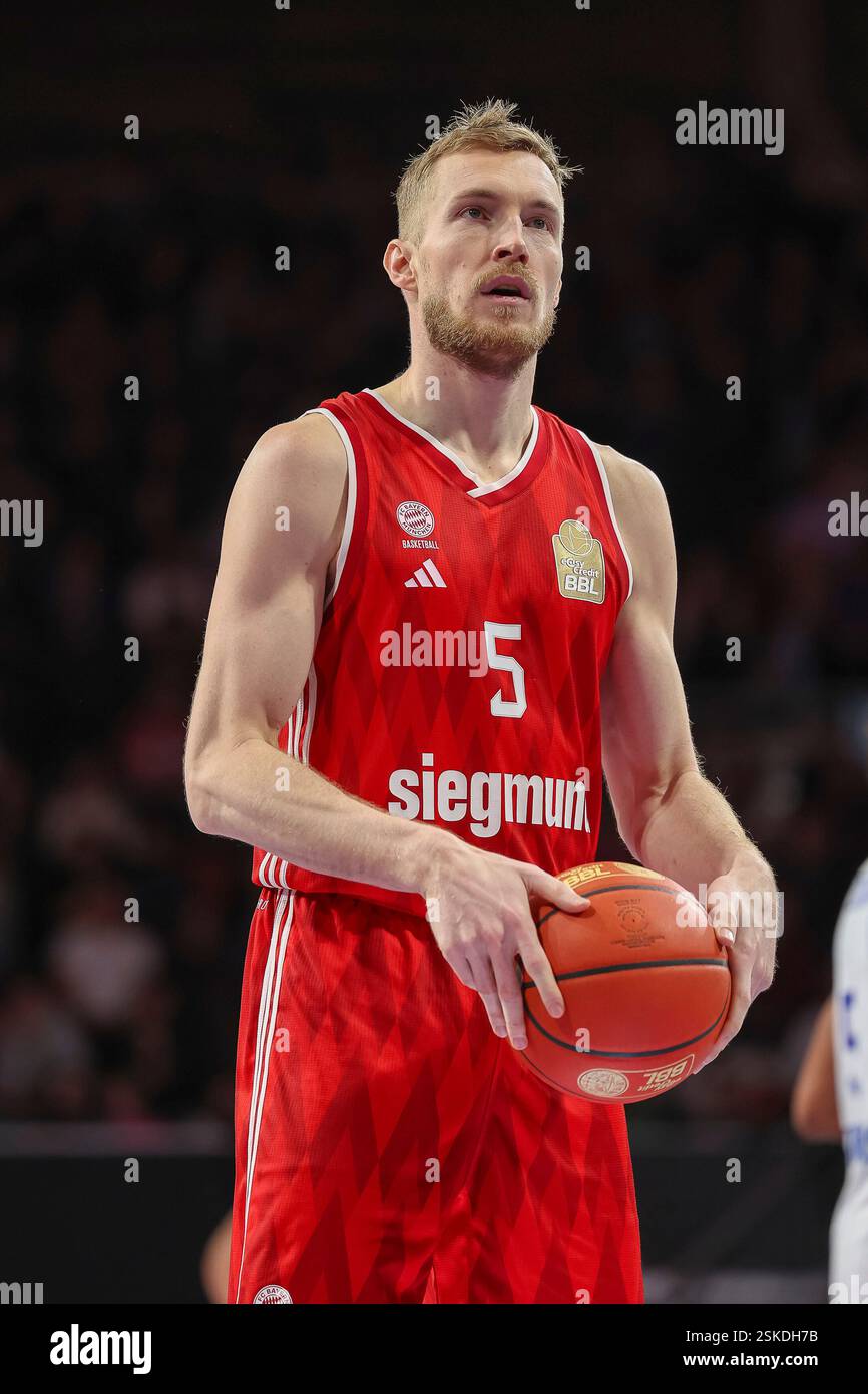 Muenchen, Deutschland. 11th Feb, 2025. Niels Giffey (FC Bayern ...