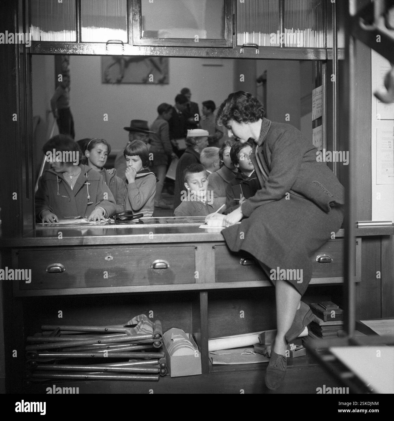 Kinder besuchen das Landesmuseum Zürich 1957#Children visiting the ...