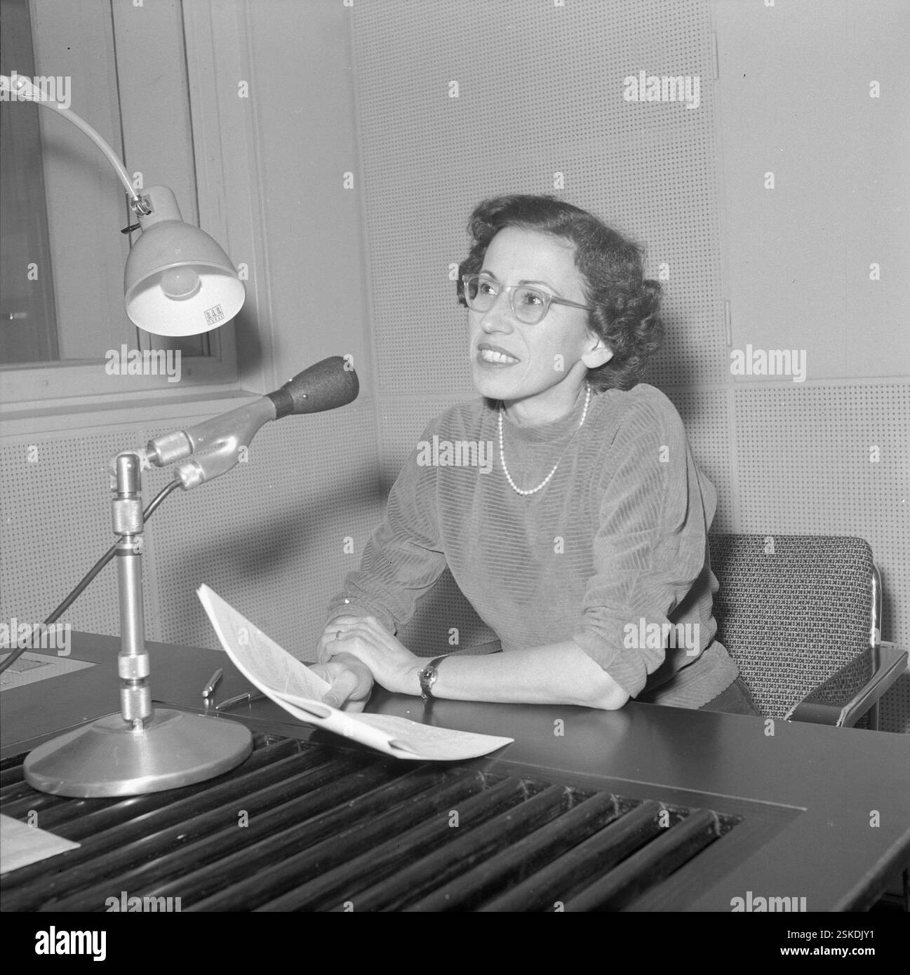 Leiterin der Radiosendung "Stunde der Frau"--- Lilo Thelen ...