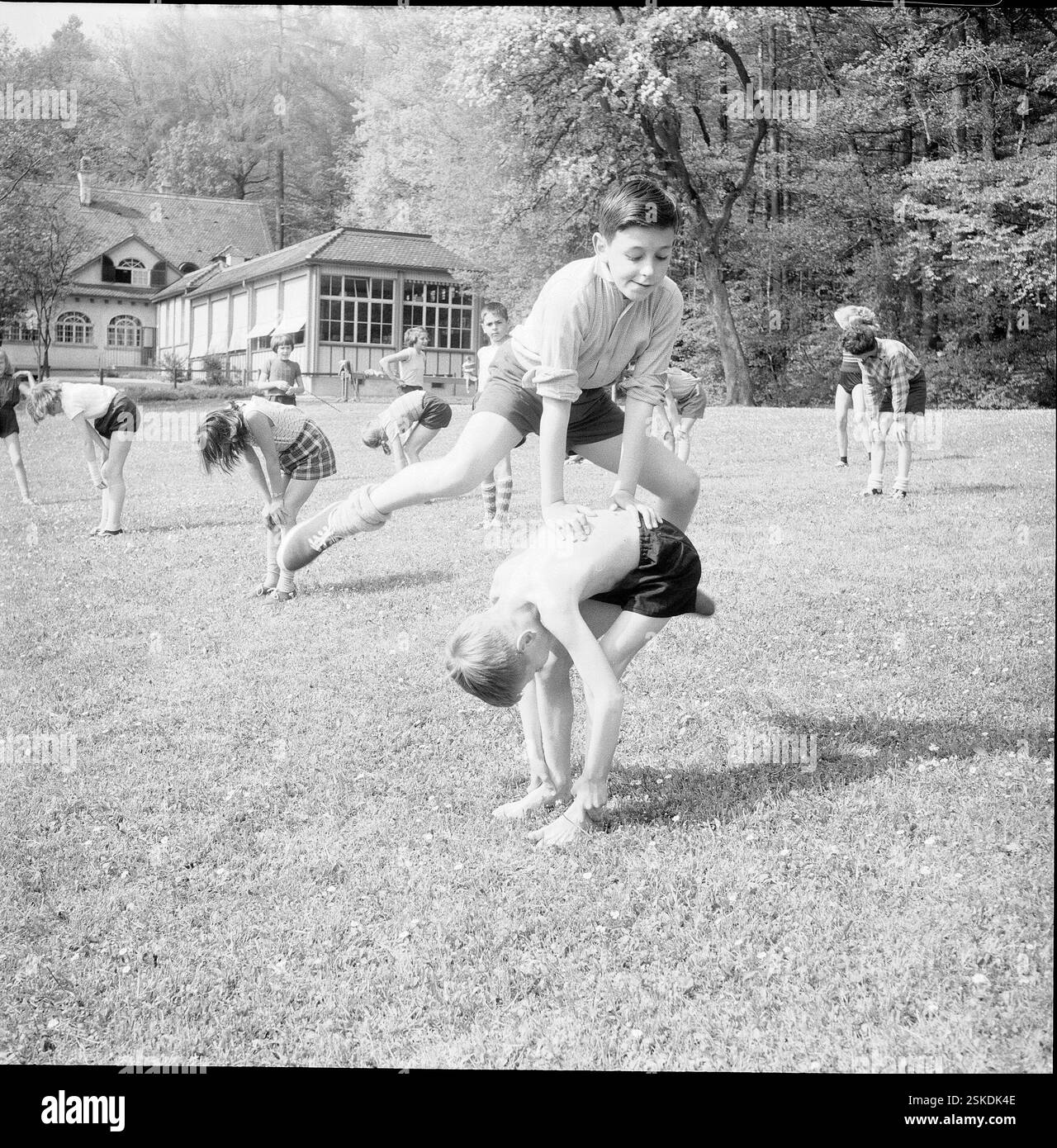 Freiluftschule, Waldschule Zürich 1958: Kinder beim Bockspringen# ...