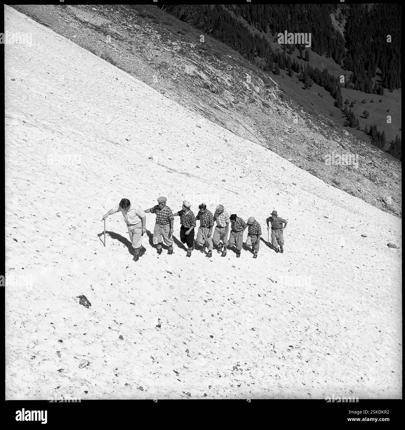 Kader des neuen Himalayan Mountaineering Institute; u.a. Tenking Norkay ...