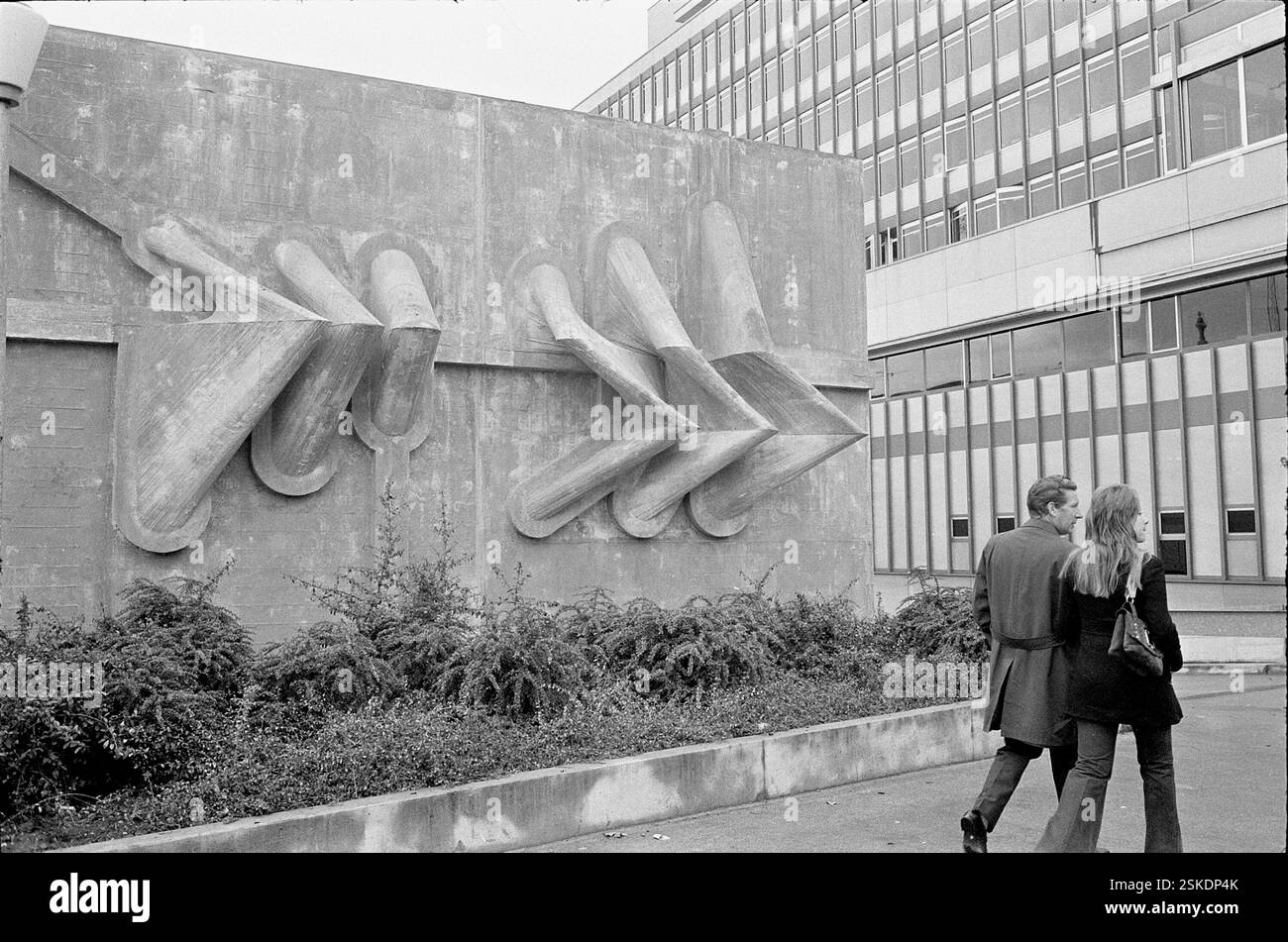 Skulptur des Bildhauers Walter Kretz, PTT Personalgebäude Bern 1971# ...