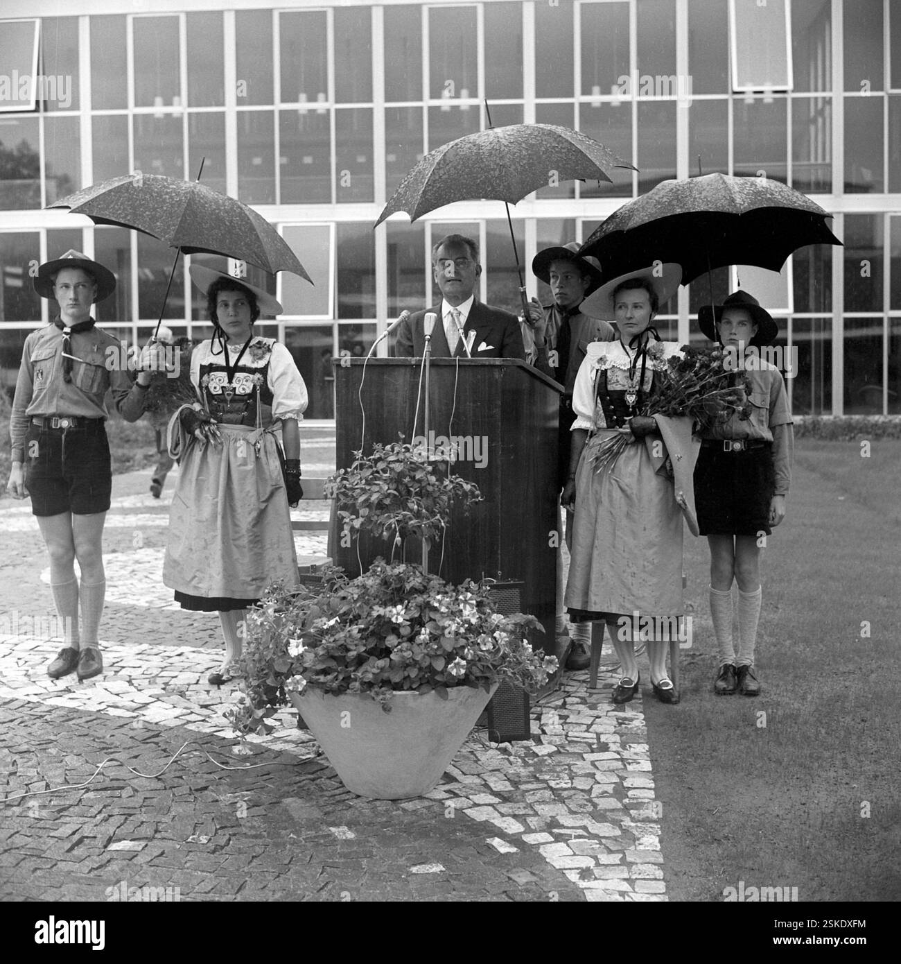 Bundesrat Giuseppe Lepori an der Eröffnung des Verkehrshaus Luzern 1959 ...