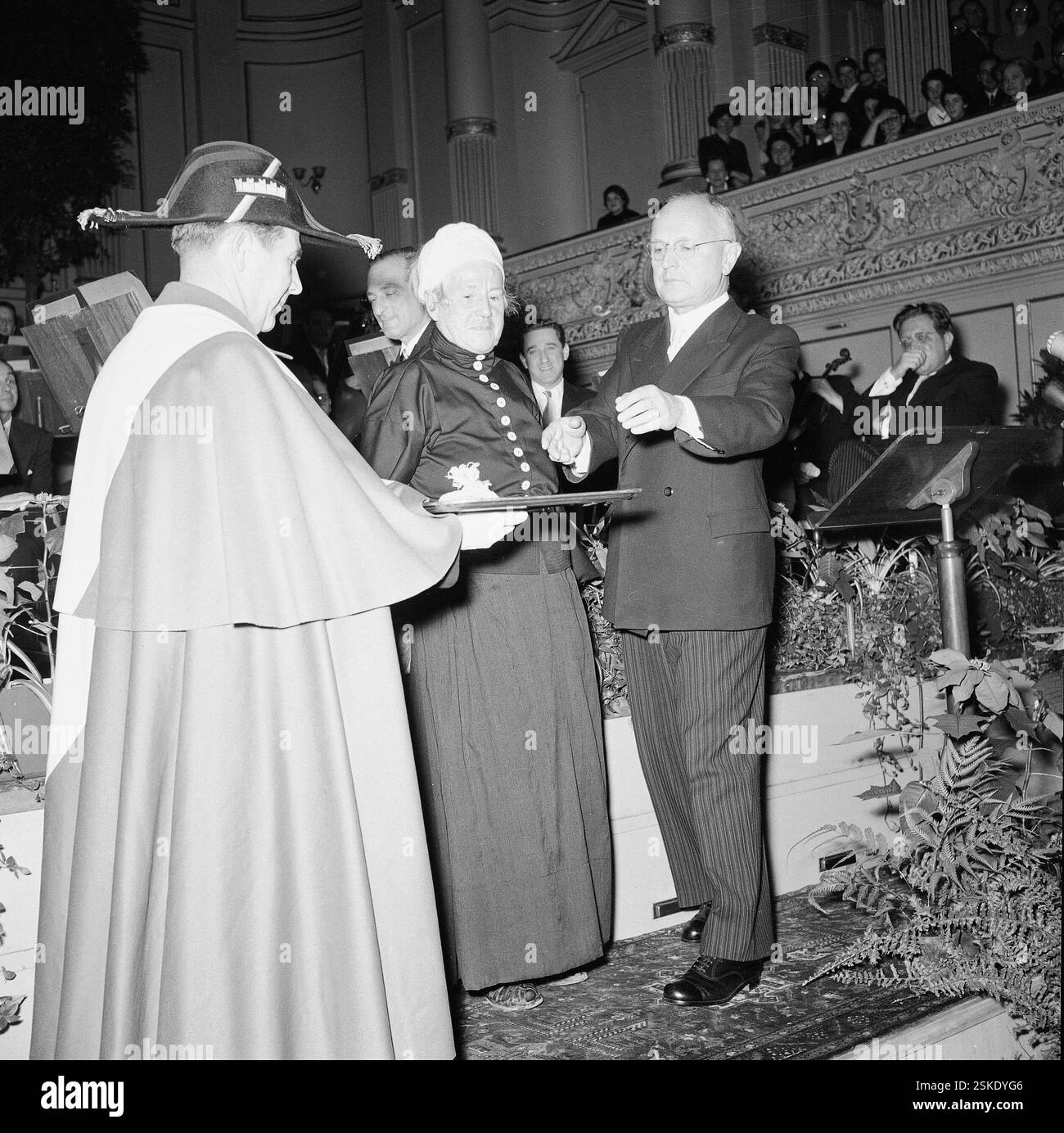 Verleihung des Kunstpreises der Stadt Zürich 1954: Helen Dahm, Emil ...