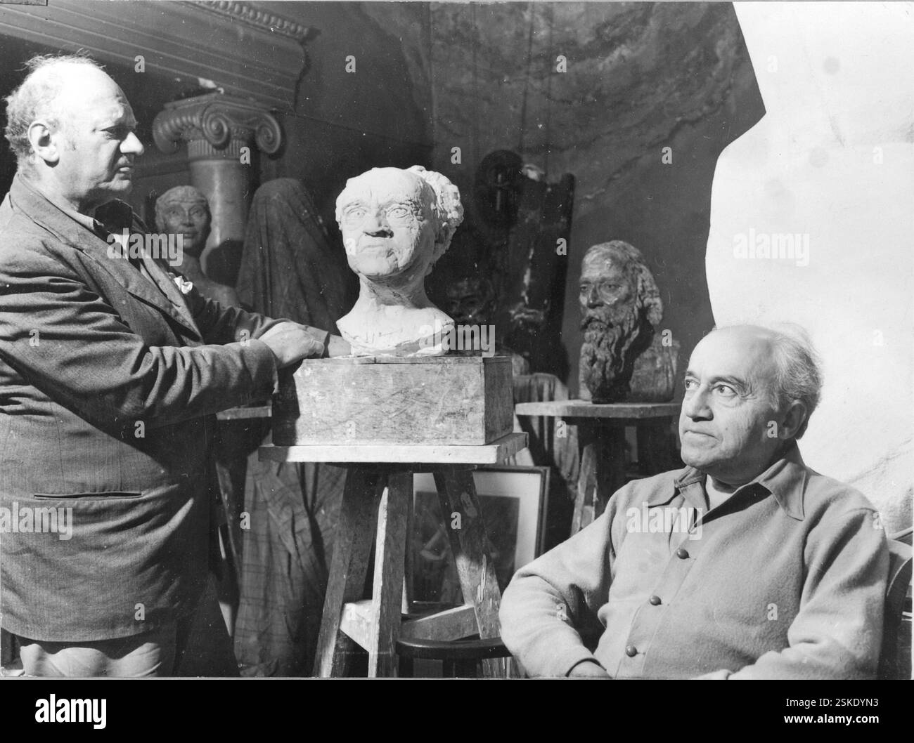 Jacob Epstein, Bildhauer 1949#Jacob Epstein, sculptor 1949- RDB BY ...