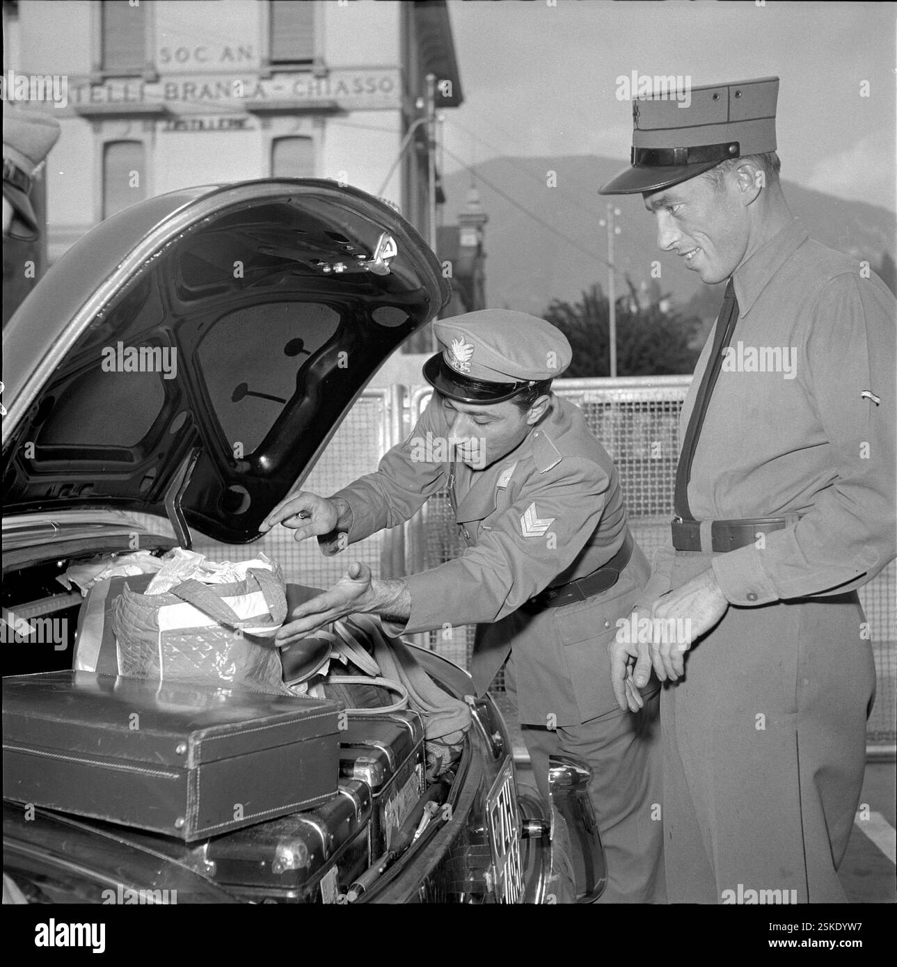 Grenzkontrolle am Grenzübergang Ponte Chiasso 1951#Ponte Chiasso border ...