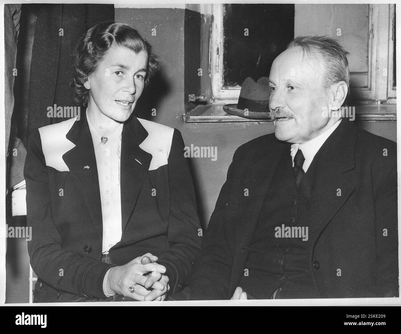 mit dem Verteidiger ihres Mannes, Professor Franz Exner; Alfred Jodl ...