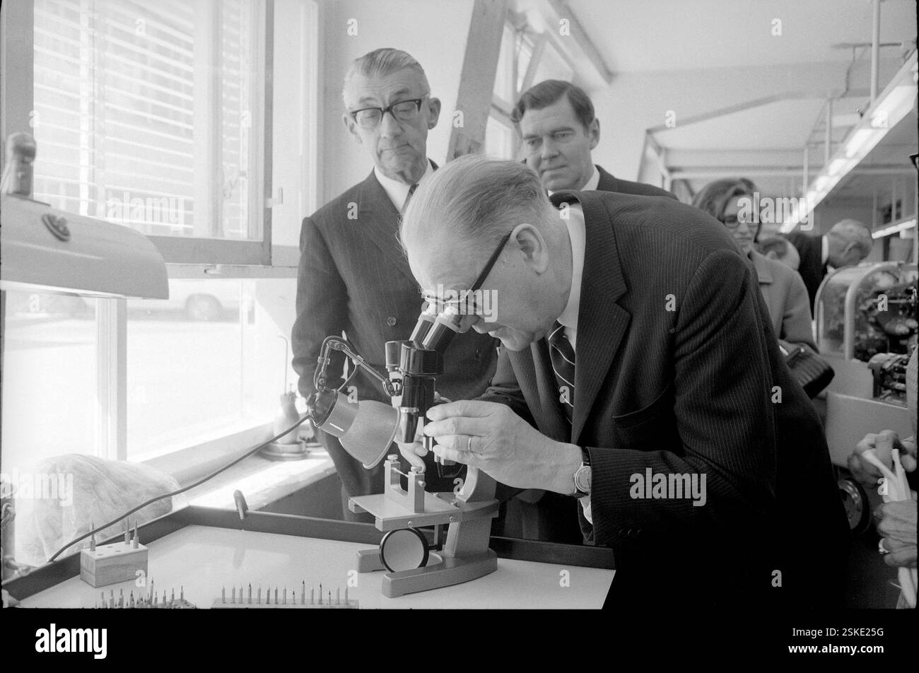 Tage Erlander und Gattin Aina besuchen Uhrenfabrik Certina; Grenchen ...