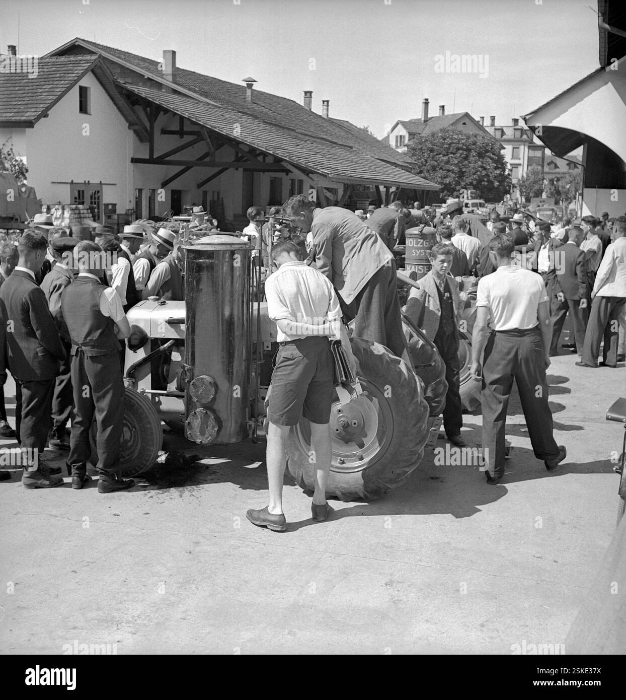 Traktor mit Holzvergaser--- Vorführung an Traktorenkurs in Winterthur ...